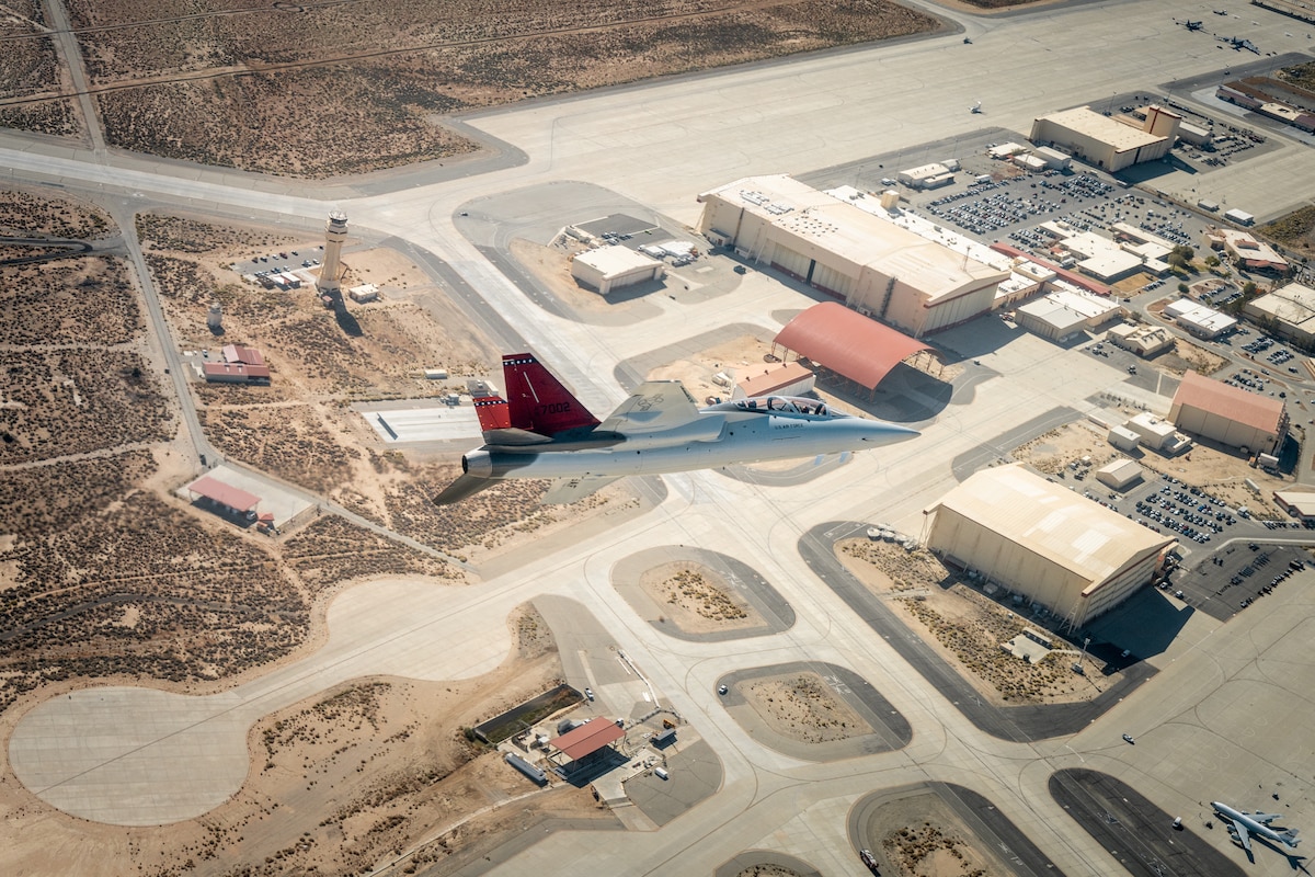 T-7A Red Hawk arrival at Edwards AFB reflects integrated team effort ...