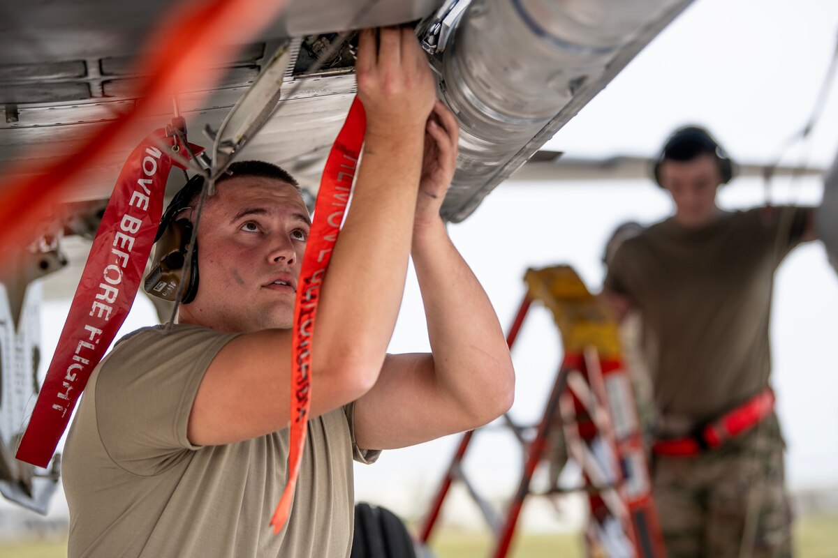 Kadena weapon loaders face off > Kadena Air Base > News