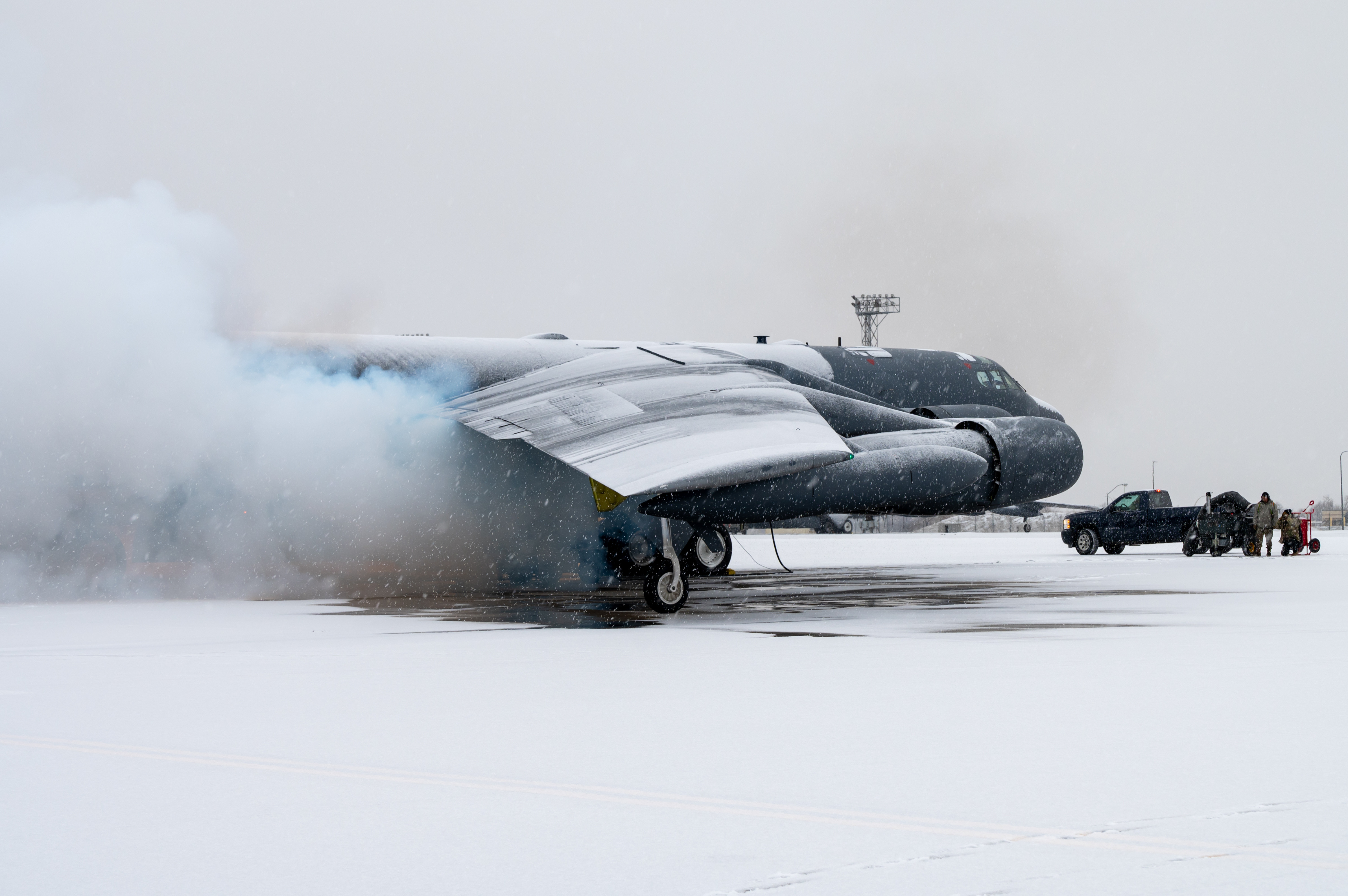 Team Minot keeps jets flying in the snow > Air Force Global Strike ...