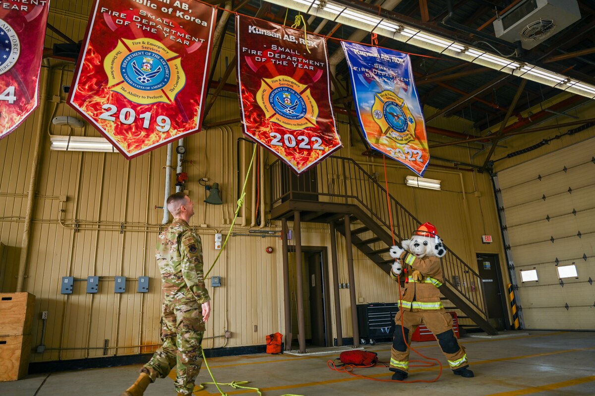 Kunsan AB fire team celebrates excellence, DoD award > Kunsan Air Base ...