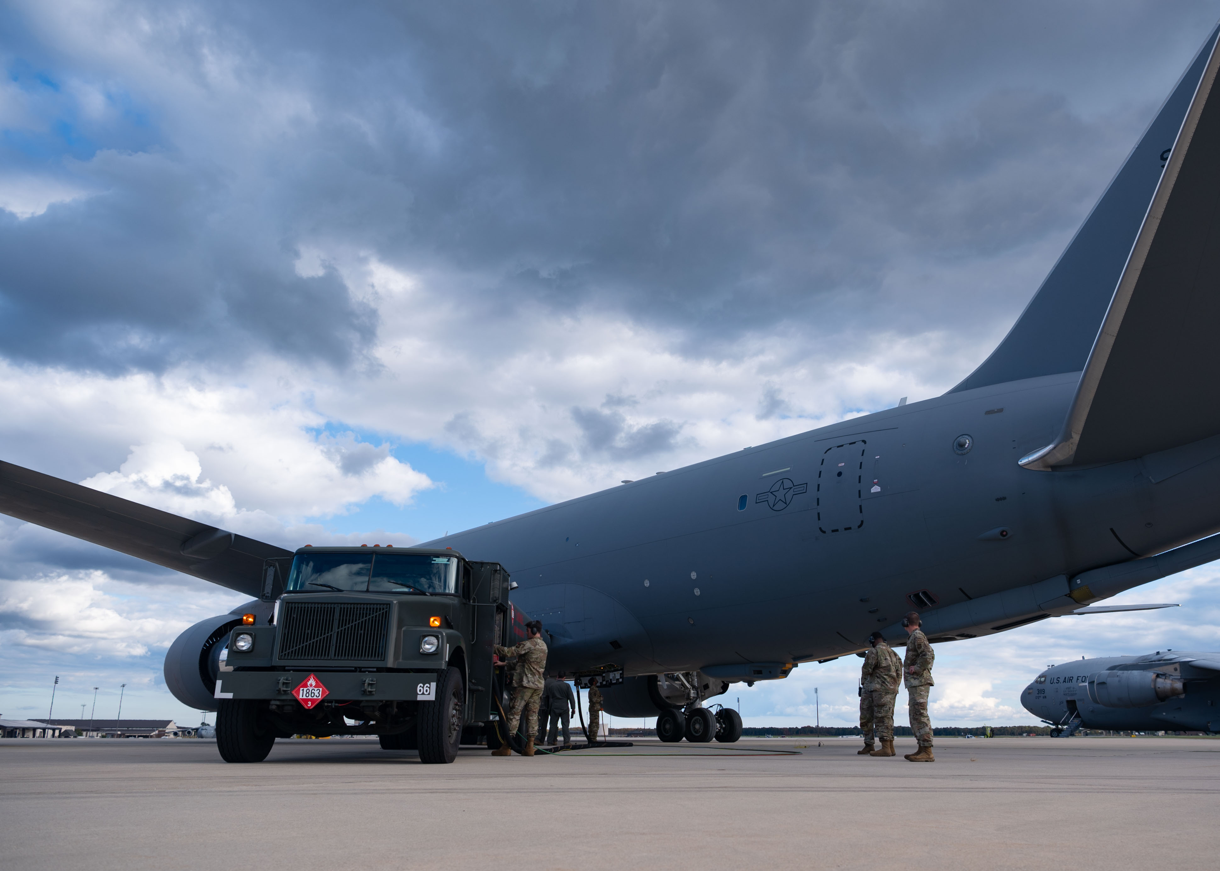 305th AMW Airmen conduct first hot pit refueling > Joint Base McGuire ...