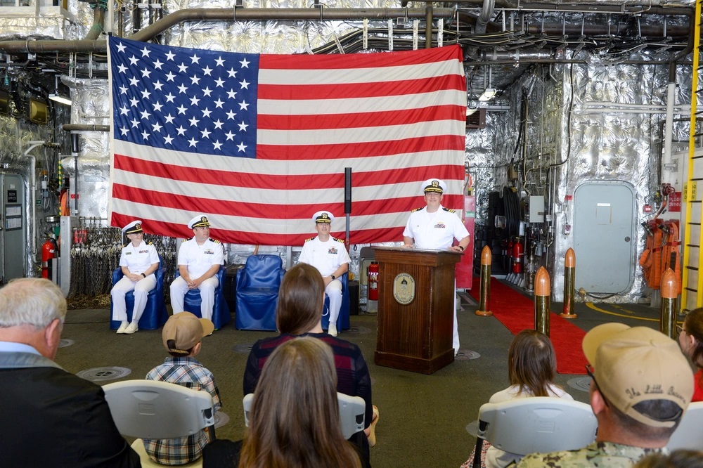 USS Oakland (LCS 24) Gold Crew Conducts Change of Command > Naval ...