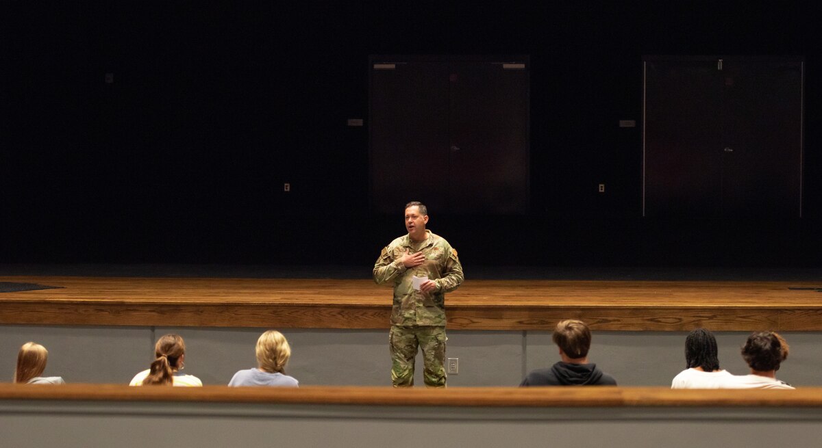 Moody visits Lowndes Highschool athletes > 505th Command and Control ...