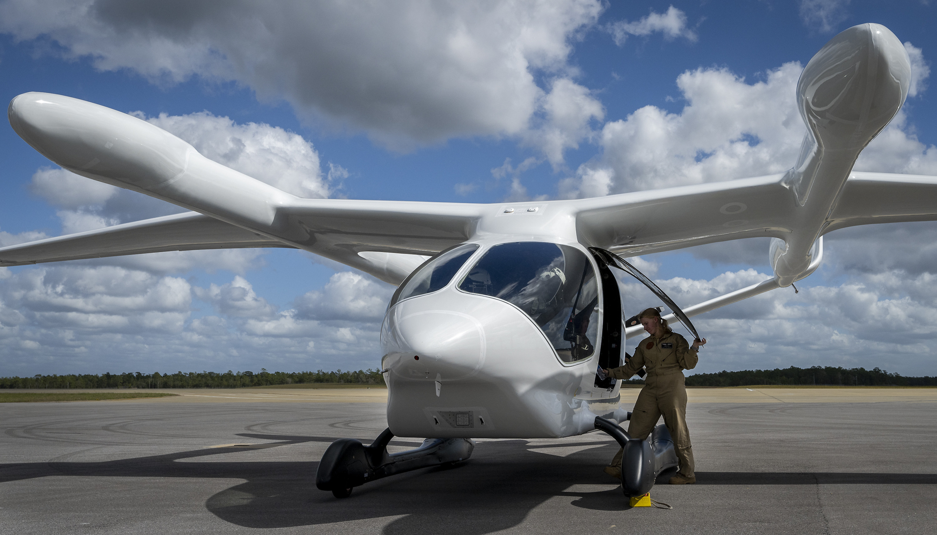 New electric aircraft arrives for testing > Air Force Test Center ...