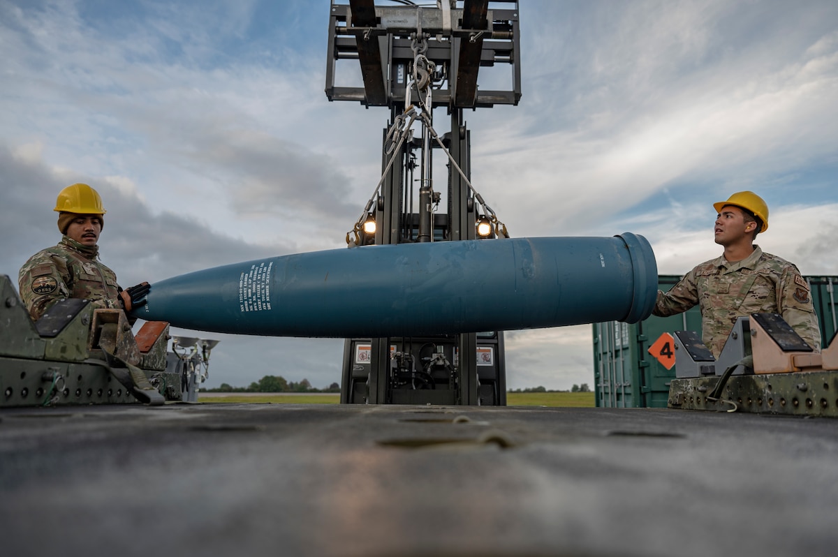 9th EBS ammo inert bomb build enables Multi-Capable Airmen > Dyess Air ...