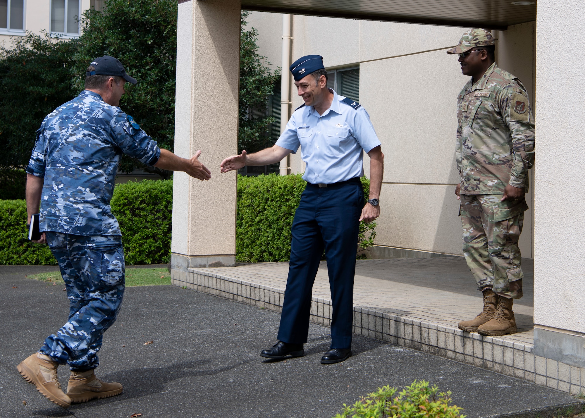 Pacific Air Forces Australian deputy commander visits Yokota > 505th ...