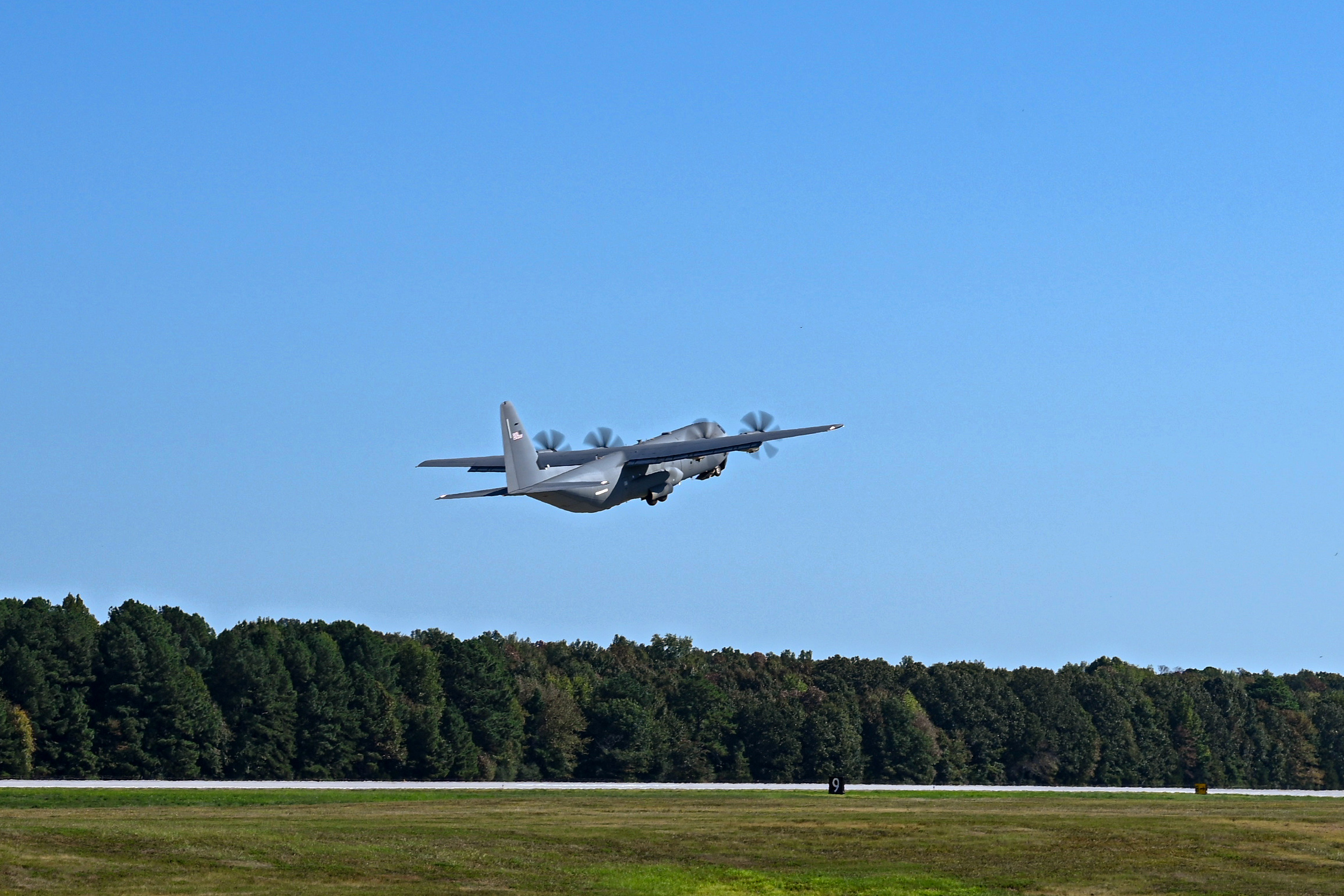 LRAFB participates in flyover during Arkansas Razorbacks game > Little ...