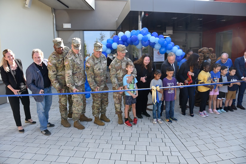 Students, faculty and Army leaders celebrate new DoDEA school in ...