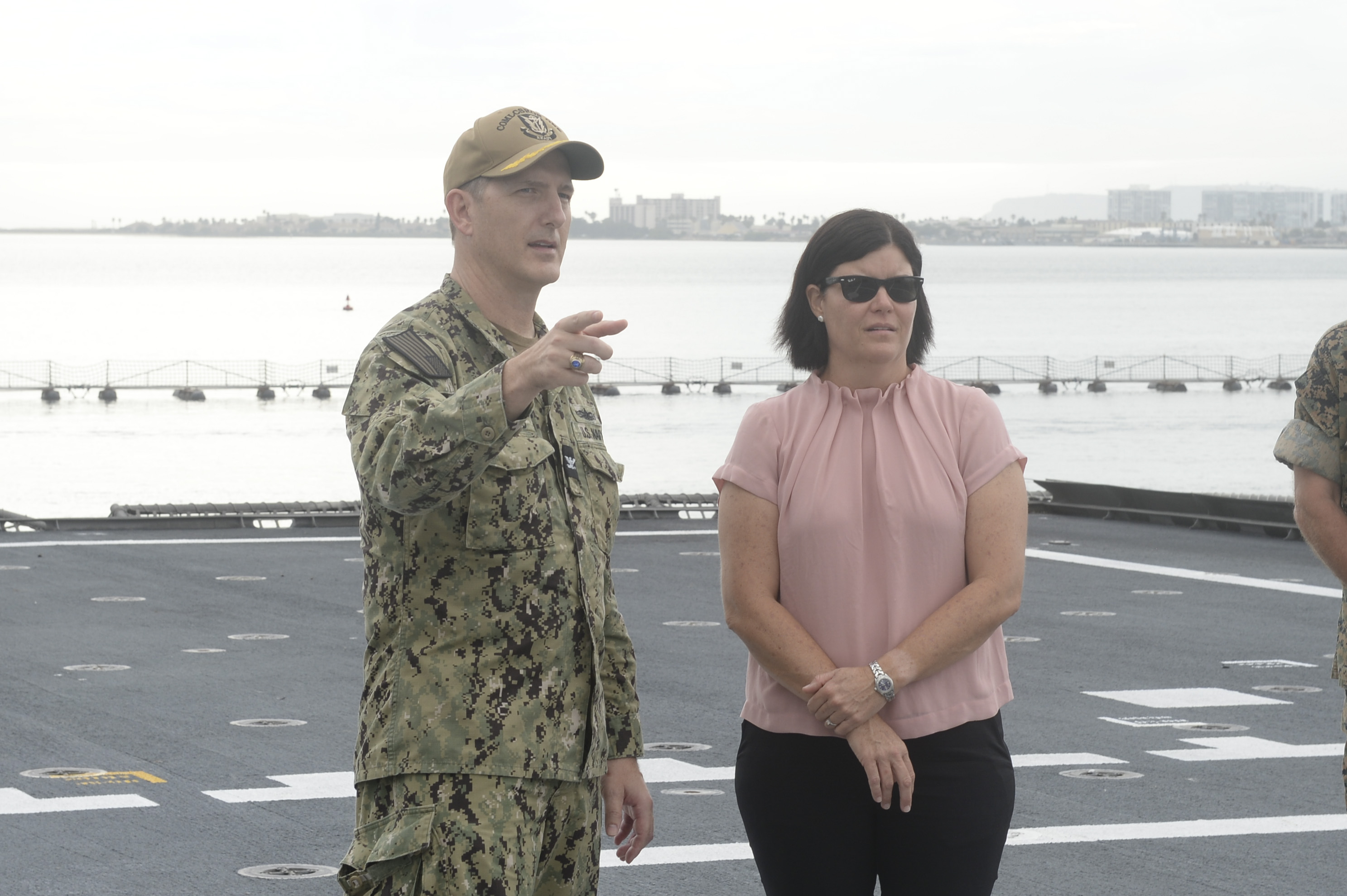 Australian Chief Minister of Northern Territory Tours USS Canberra (LCS ...