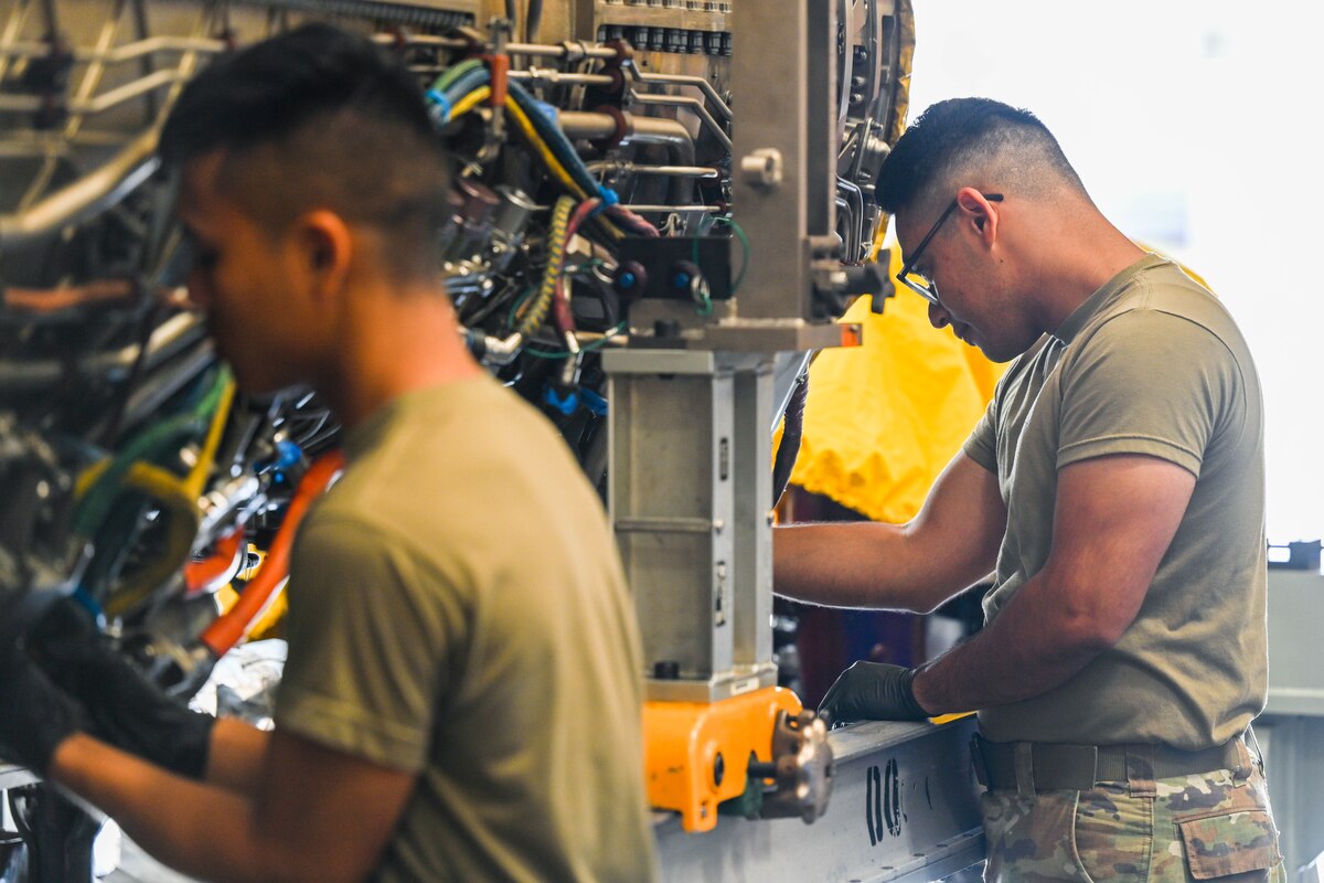 15th MXS, 154th MXS maintain F-22 Raptor engine > Kadena Air Base > News