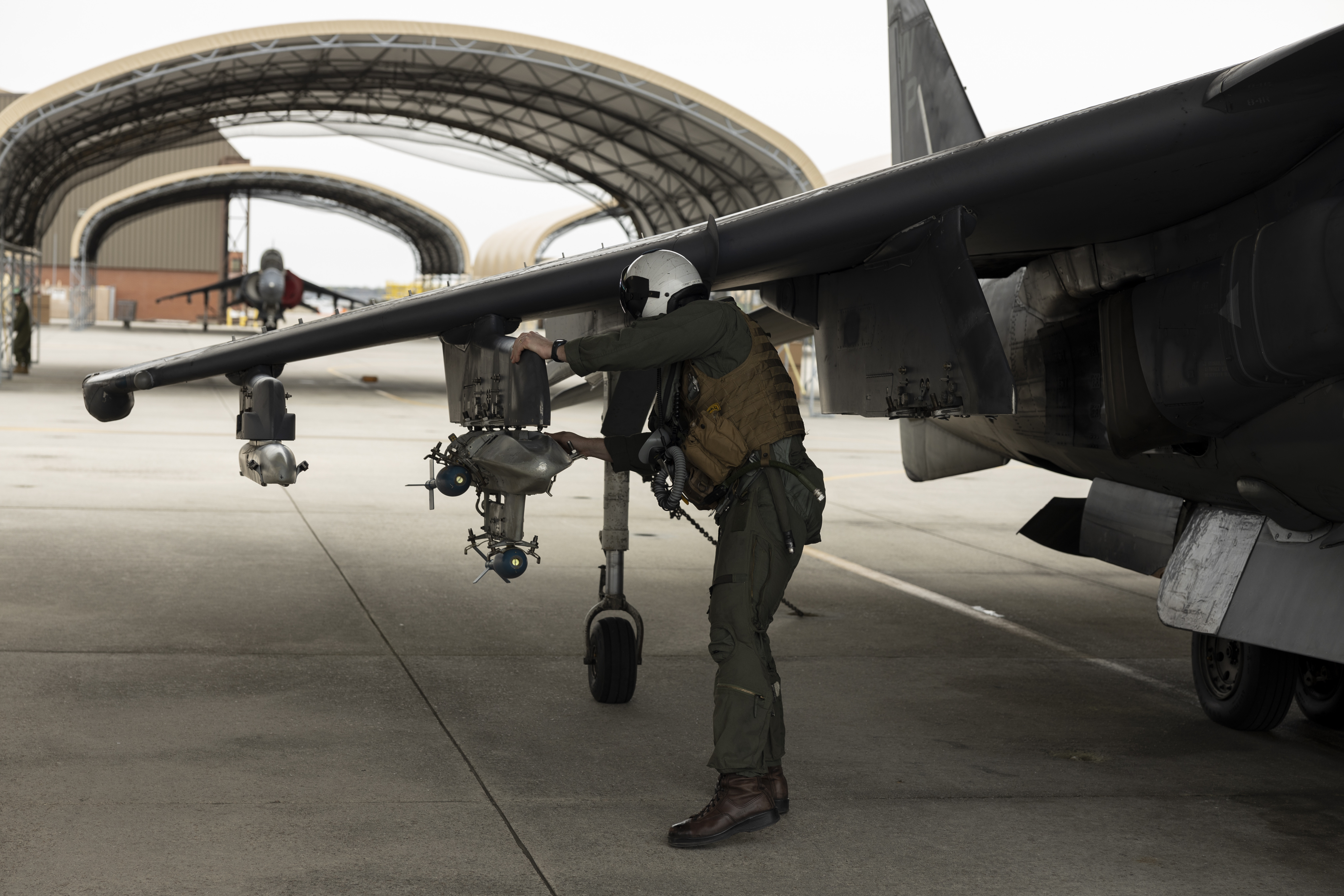 2nd Marine Aircraft Wing Marines receive last AV-8B Harrier pilot ...