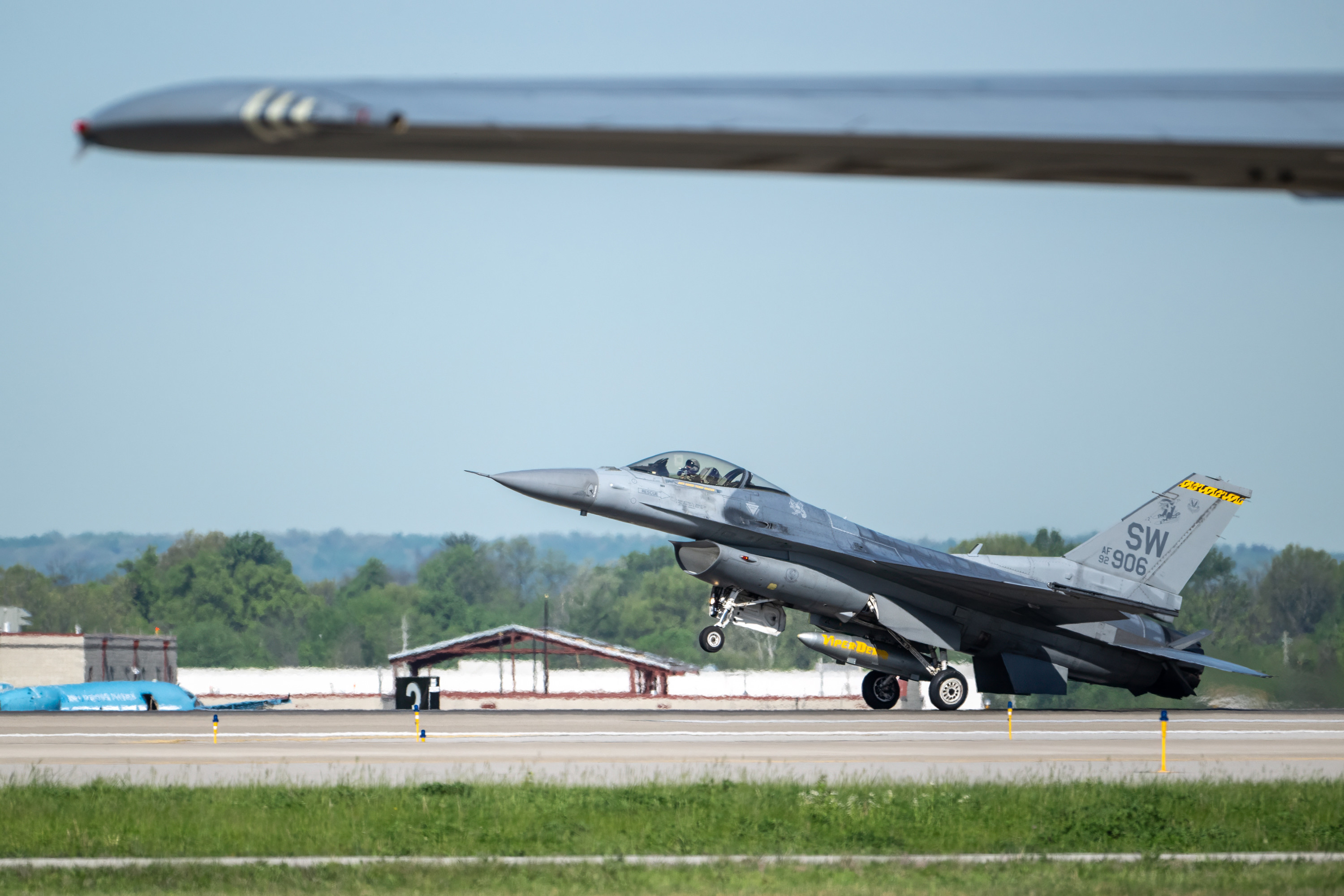 Aircraft arrive at Kentucky Air National Guard for Thunder air show ...