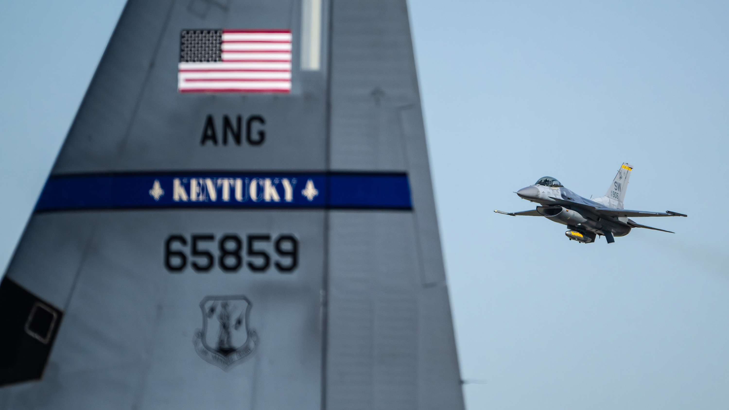 Aircraft arrive at Kentucky Air National Guard for Thunder air show ...