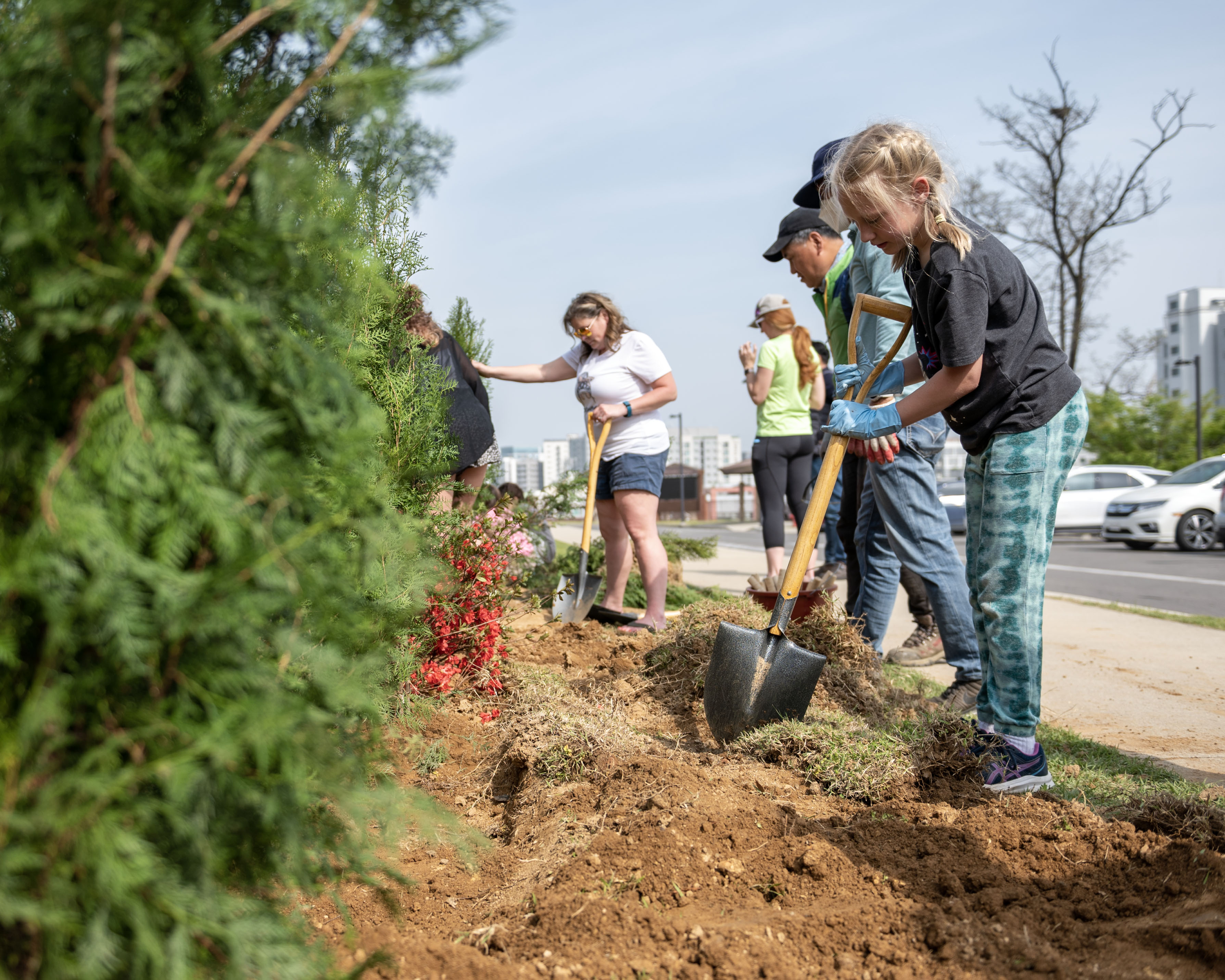 Osan Girl Scouts plant trees for earth day > Osan Air Base > Article ...