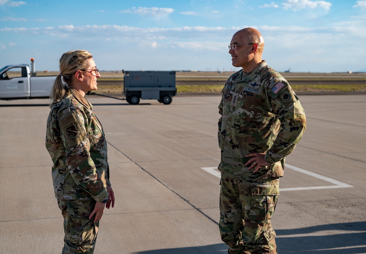 SPOC Commander Visits Kirtland > Kirtland Air Force Base > Article Display