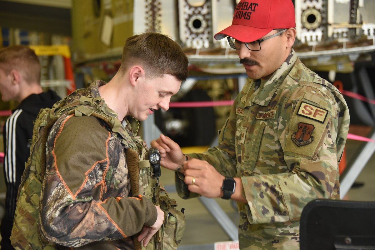 Iowa's 185th ARW hosts career fair > 185th Air Refueling Wing > Article ...