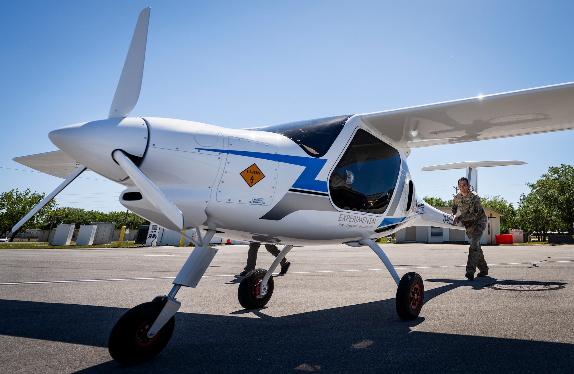 Commander, test pilots evaluate new electric aircraft > Air Force Life ...