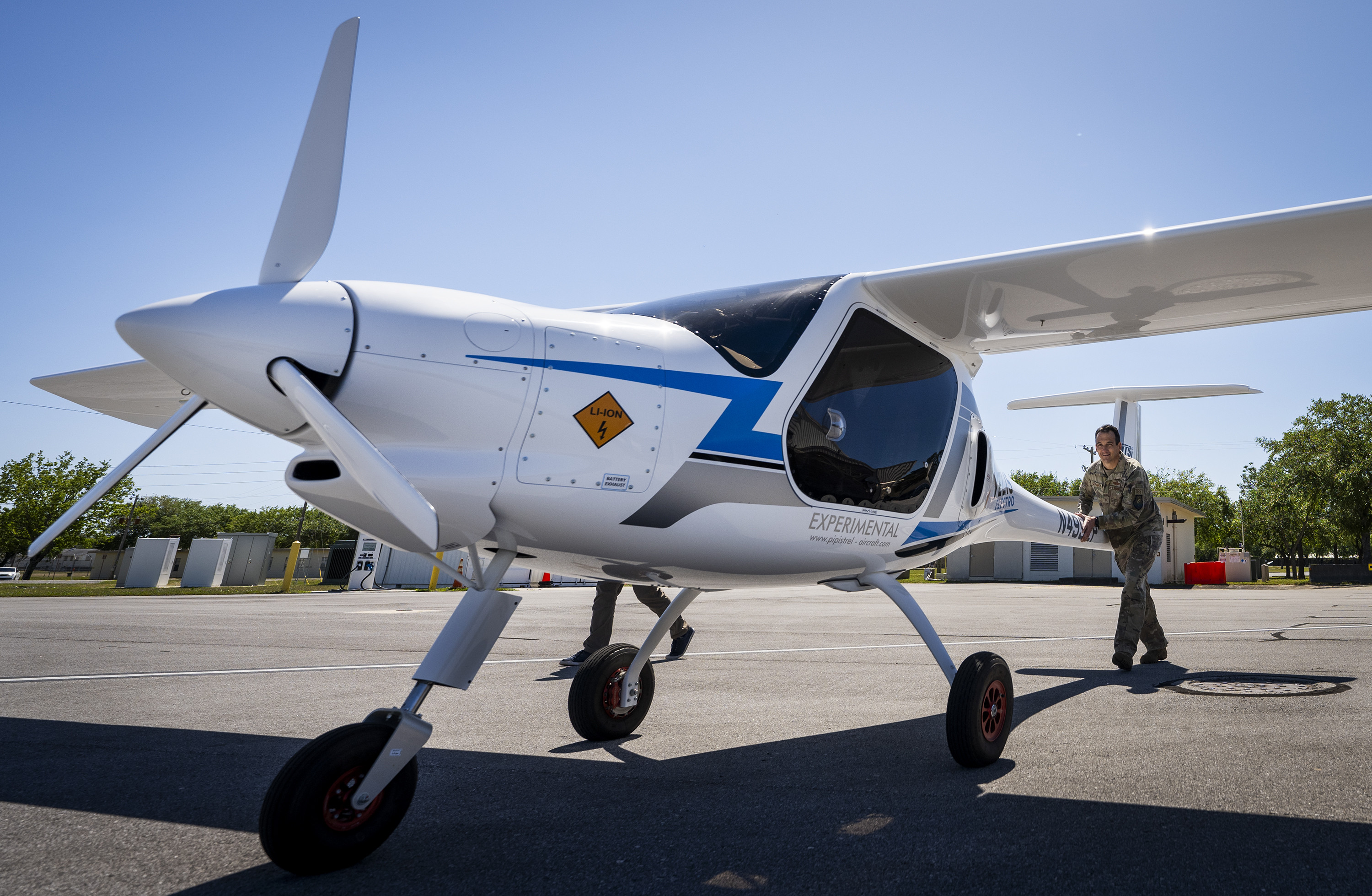 Commander, test pilots evaluate new electric aircraft > Air Force Test ...
