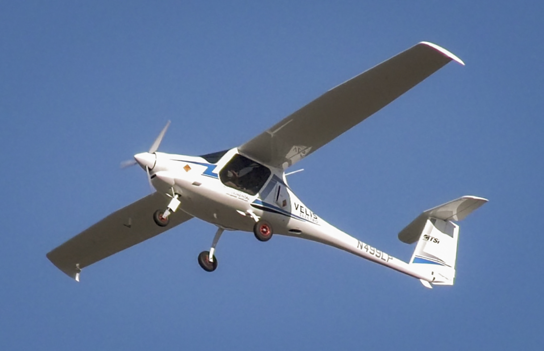 Commander, test pilots evaluate new electric aircraft > Dyess Air Force ...