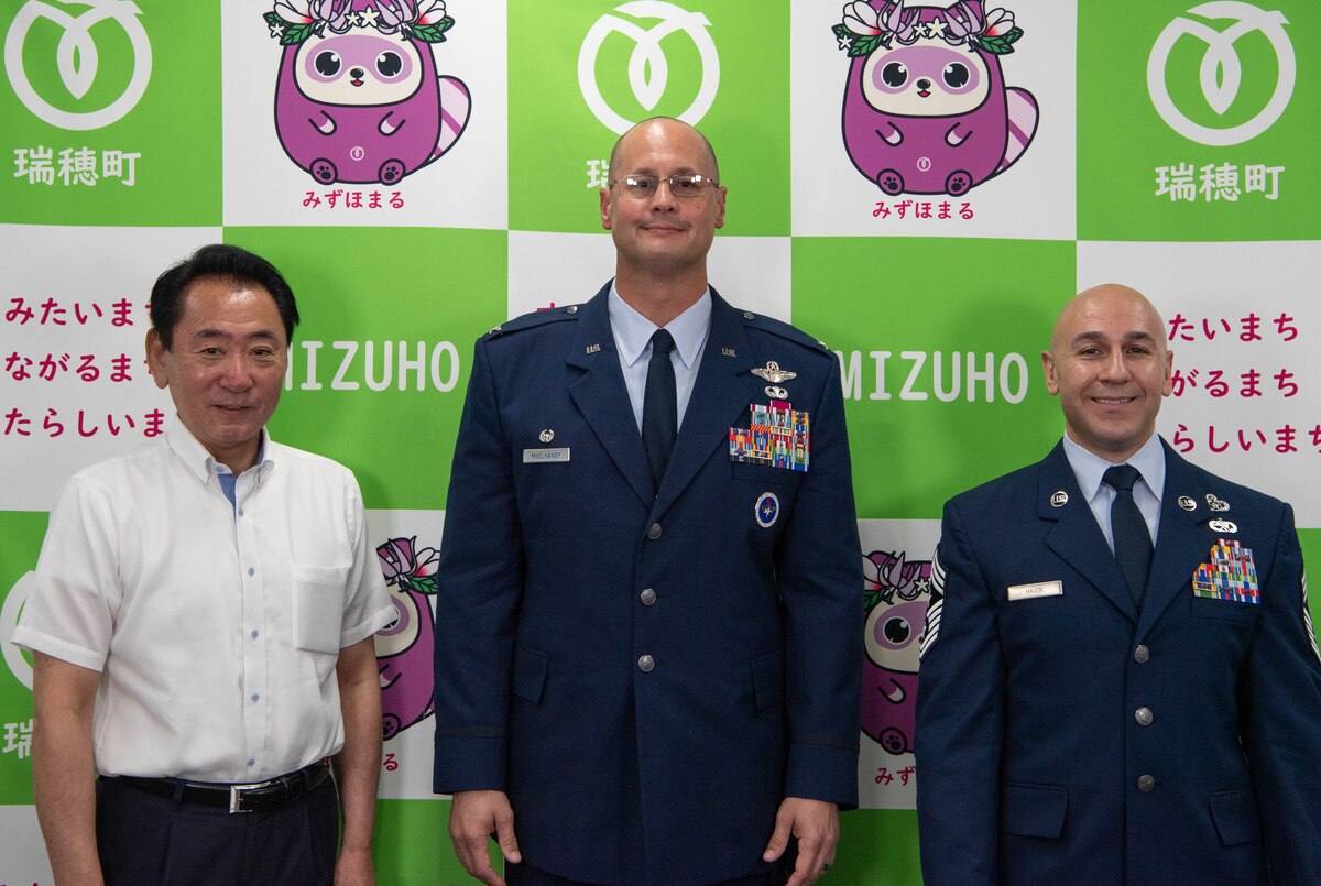 374 AW leadership visits community civic leaders > Yokota Air Base ...