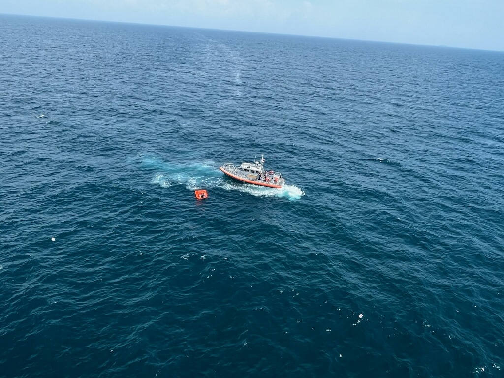 MULTIMEDIA RELEASE: Coast Guard rescues 4 after vessel sinks 20 miles ...