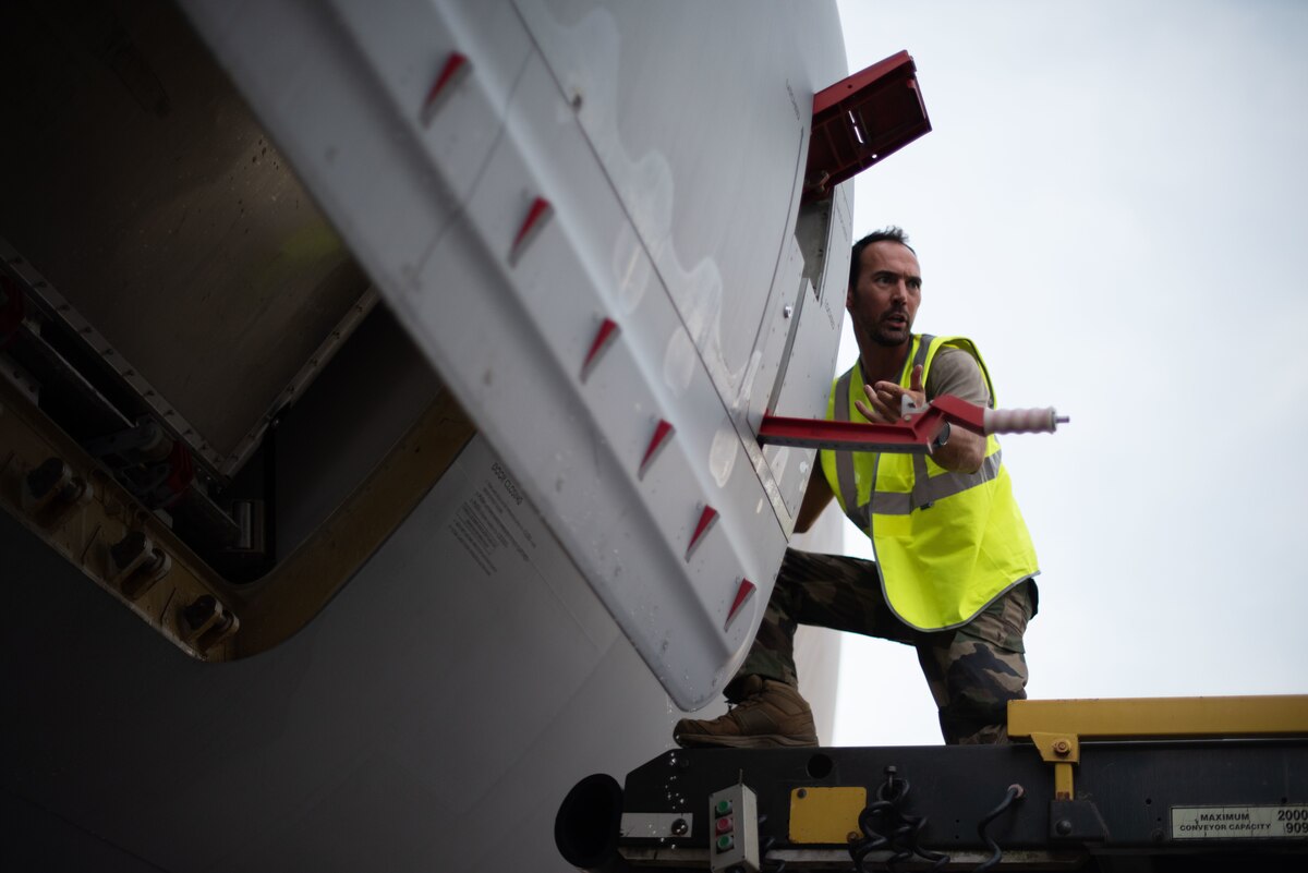 730 AMS assists in the crew changeover of the French navy frigate ...