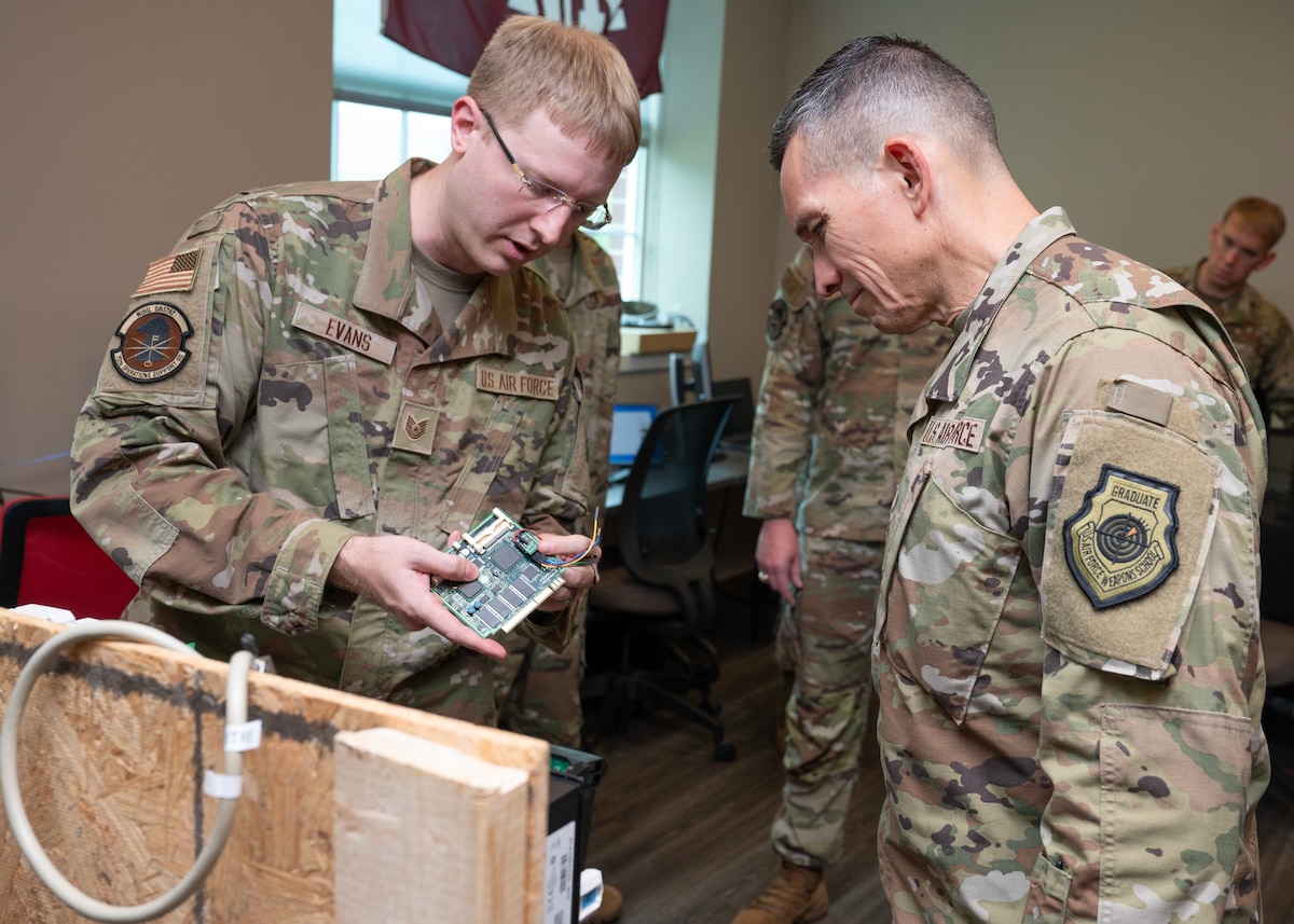 Sixteenth Air Force (Air Forces Cyber) > Home