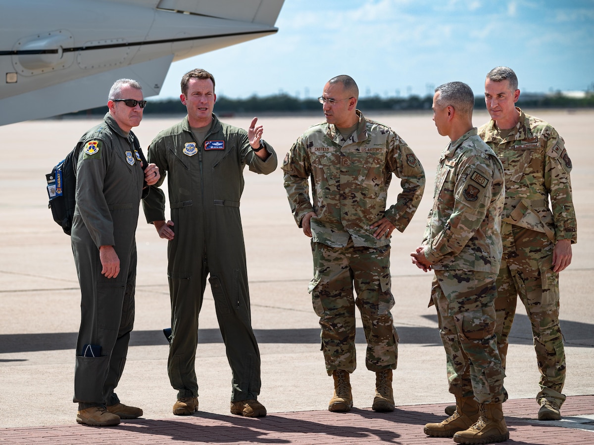 18 AF commander visits Dyess > Dyess Air Force Base > News