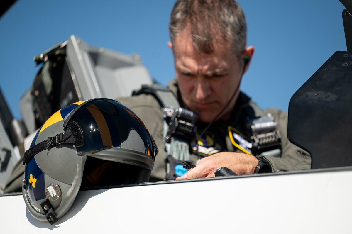 Cain takes first flight as AFTC commander > Air Force Test Center > News