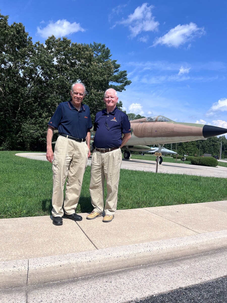 SR-71 pilot and university instructor make a return visit to Arnold AFB ...