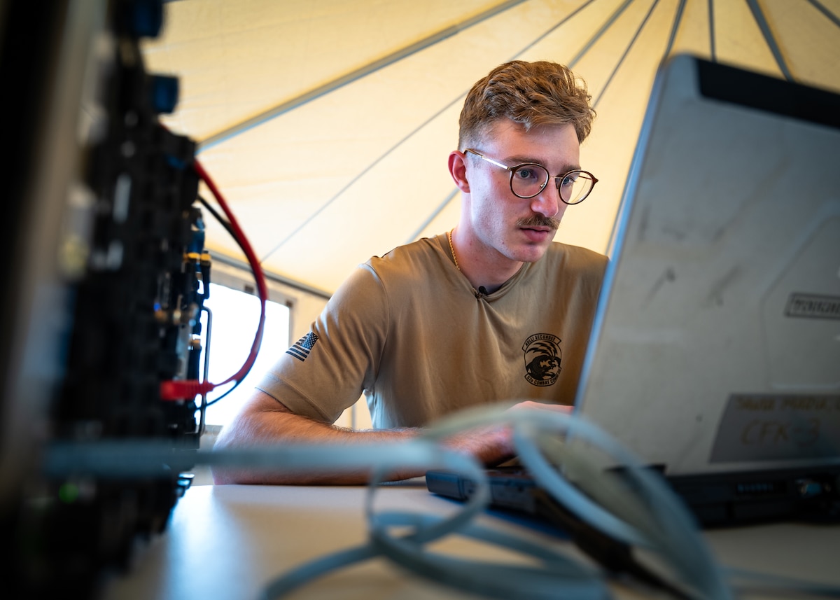 Putting the COMM in command and control > Air Combat Command > Article ...