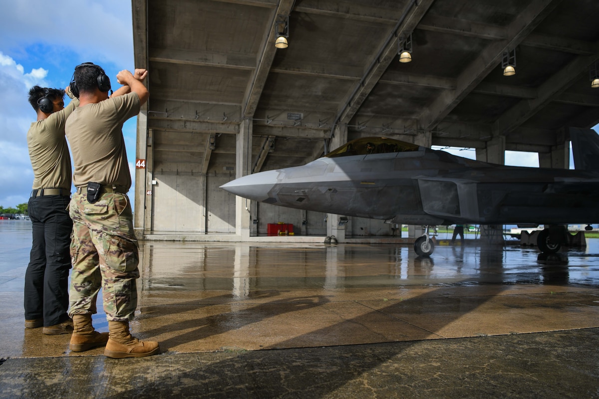 F-22 Raptor Crew Chief for a day > Kadena Air Base > Article Display