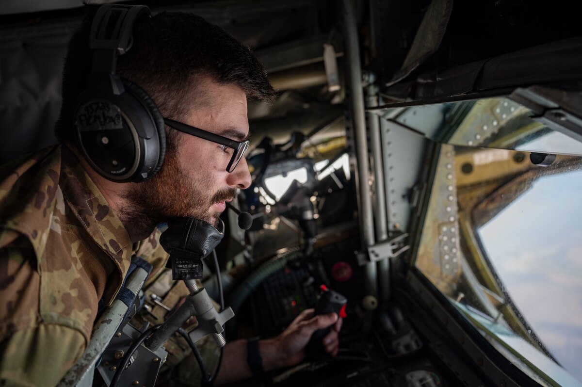 PHOTOS: 93rd Air Refueling Squadron refuels F-35's assigned to the 388th Fighter Wing ...