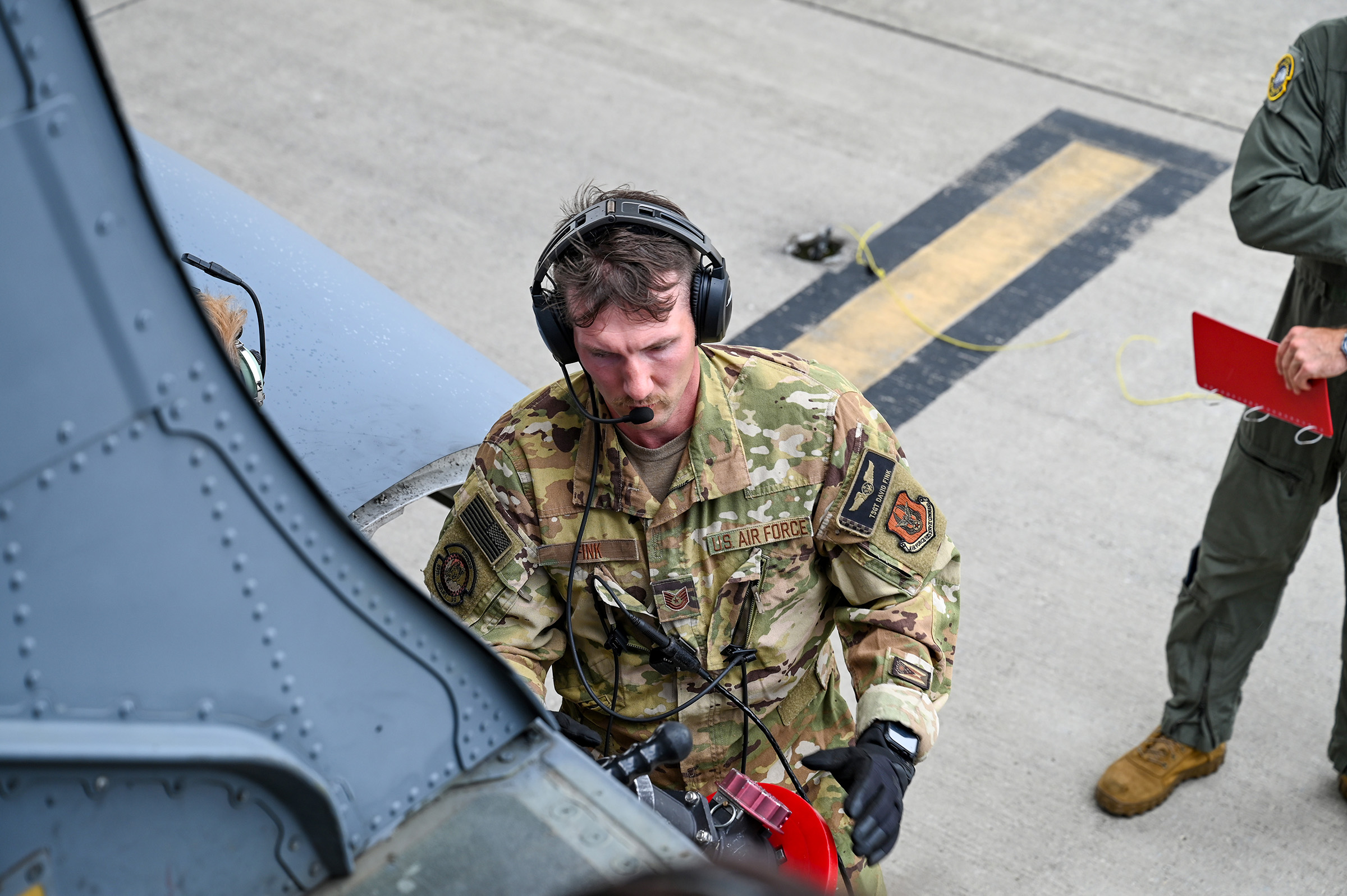 89th AS loadmasters conduct fueling operations training > 445th Airlift ...
