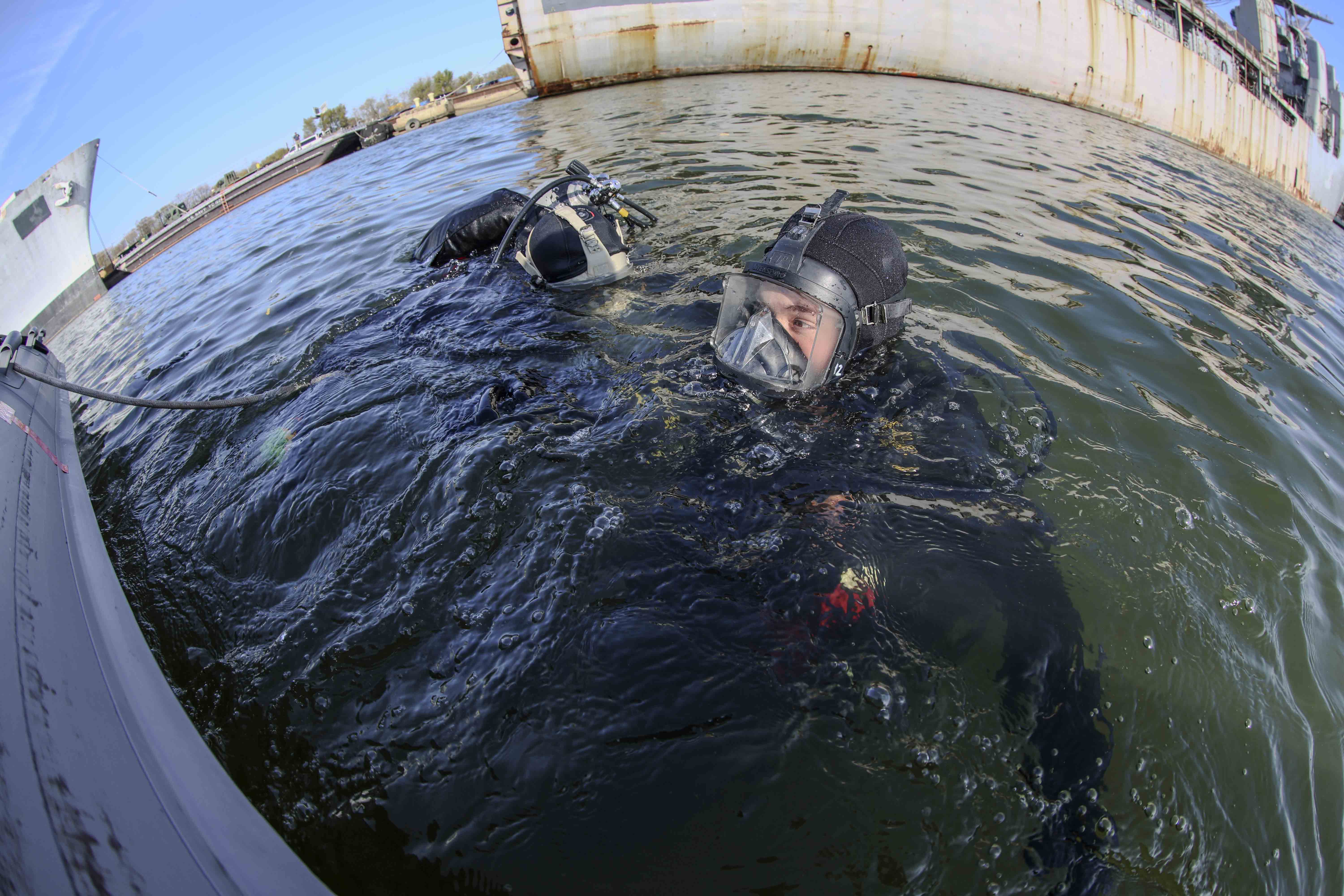 Precision Under Pressure – U.S. Navy Divers Showcase Expertise in ...