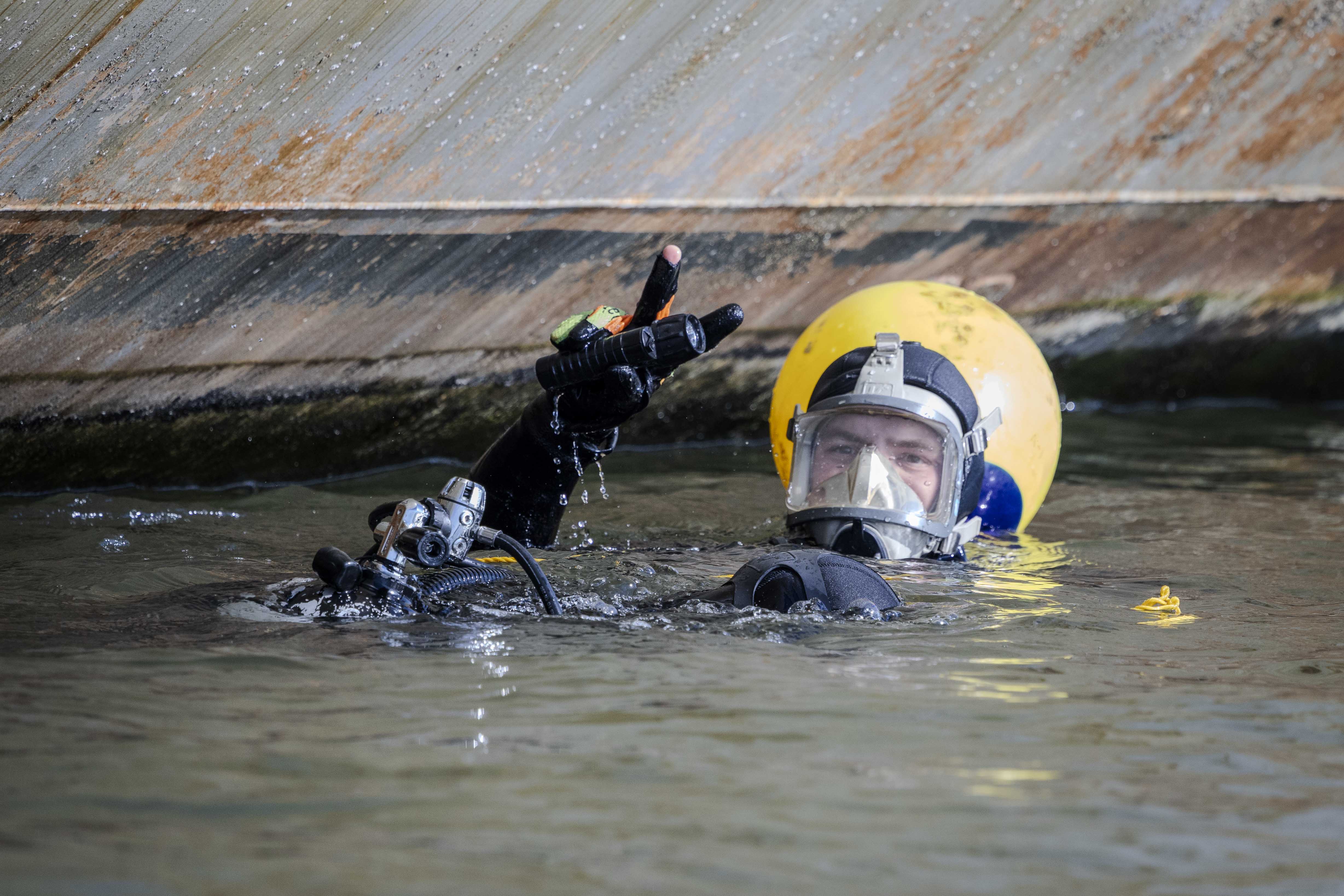 Precision Under Pressure – U.S. Navy Divers Showcase Expertise in ...