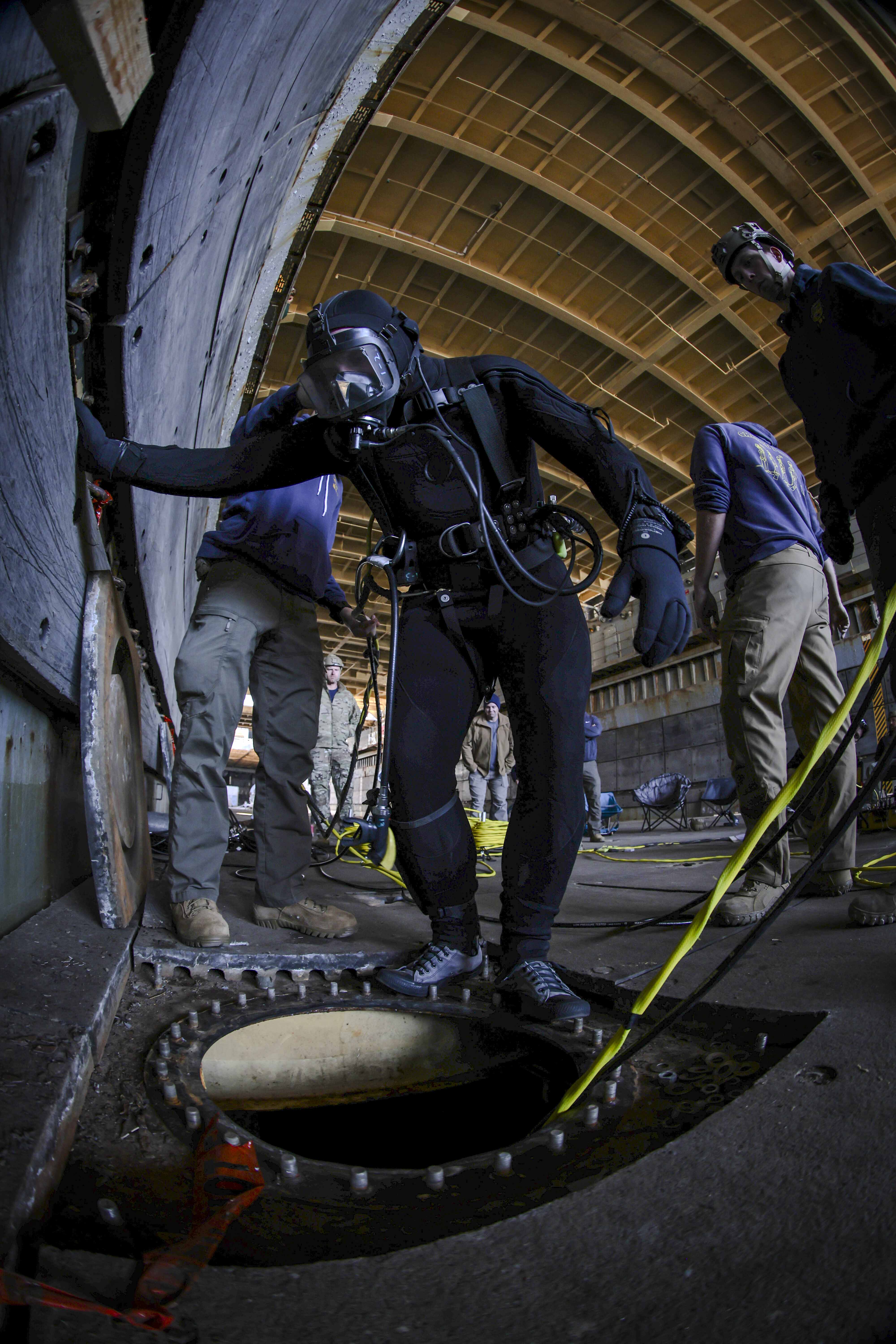 Precision Under Pressure – U.S. Navy Divers Showcase Expertise in ...