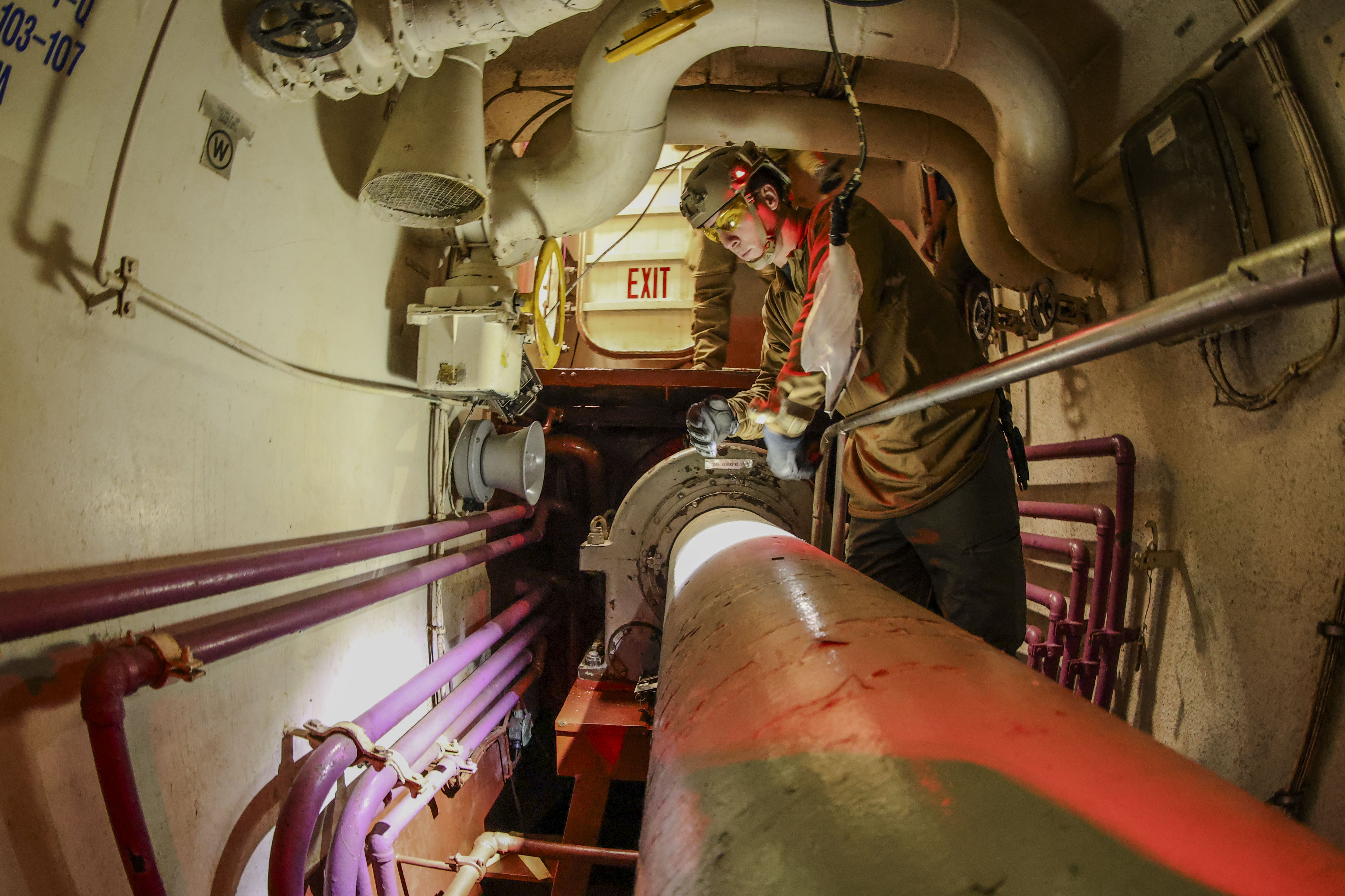 Precision Under Pressure – U.S. Navy Divers Showcase Expertise in ...