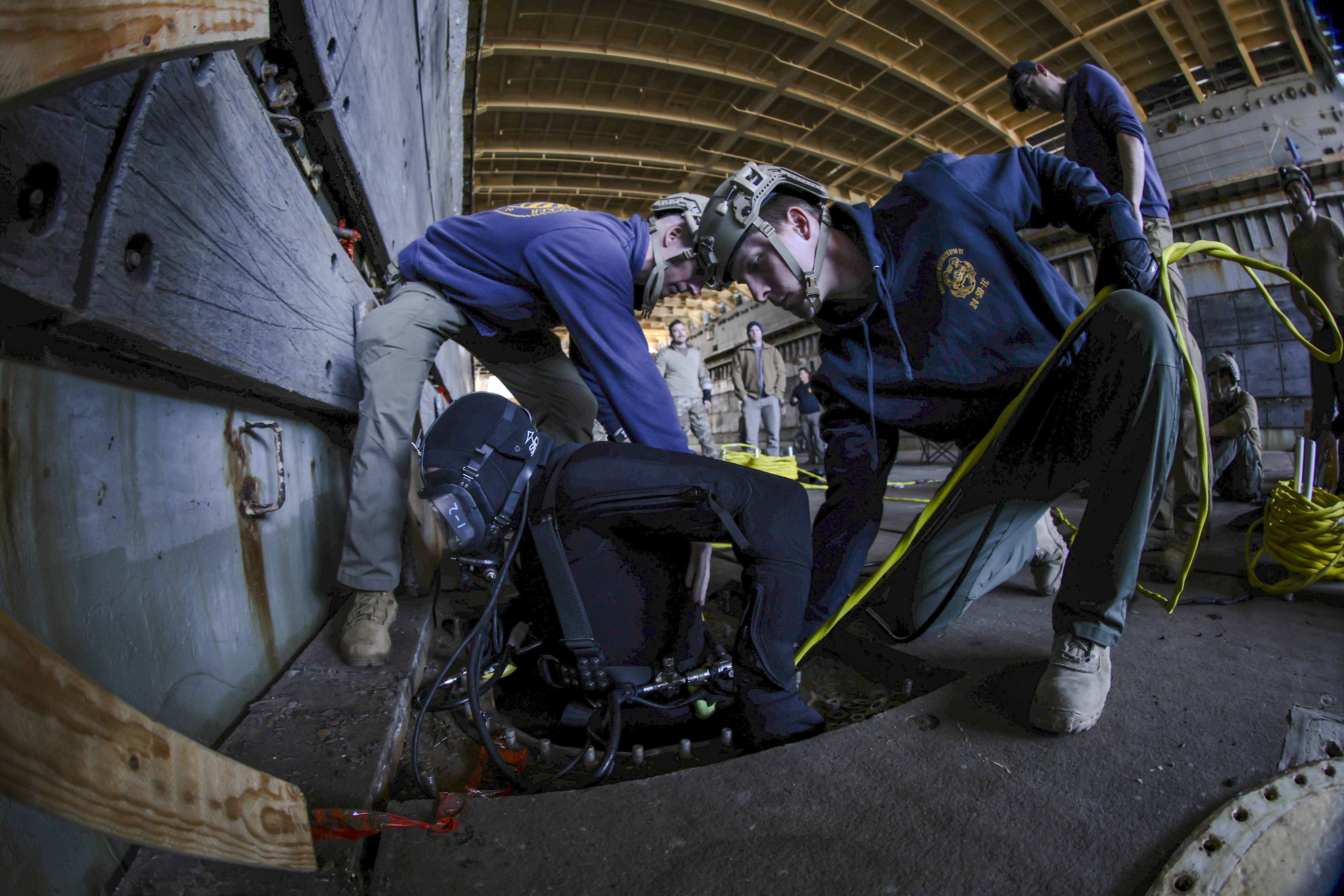 Precision Under Pressure – U.S. Navy Divers Showcase Expertise in ...