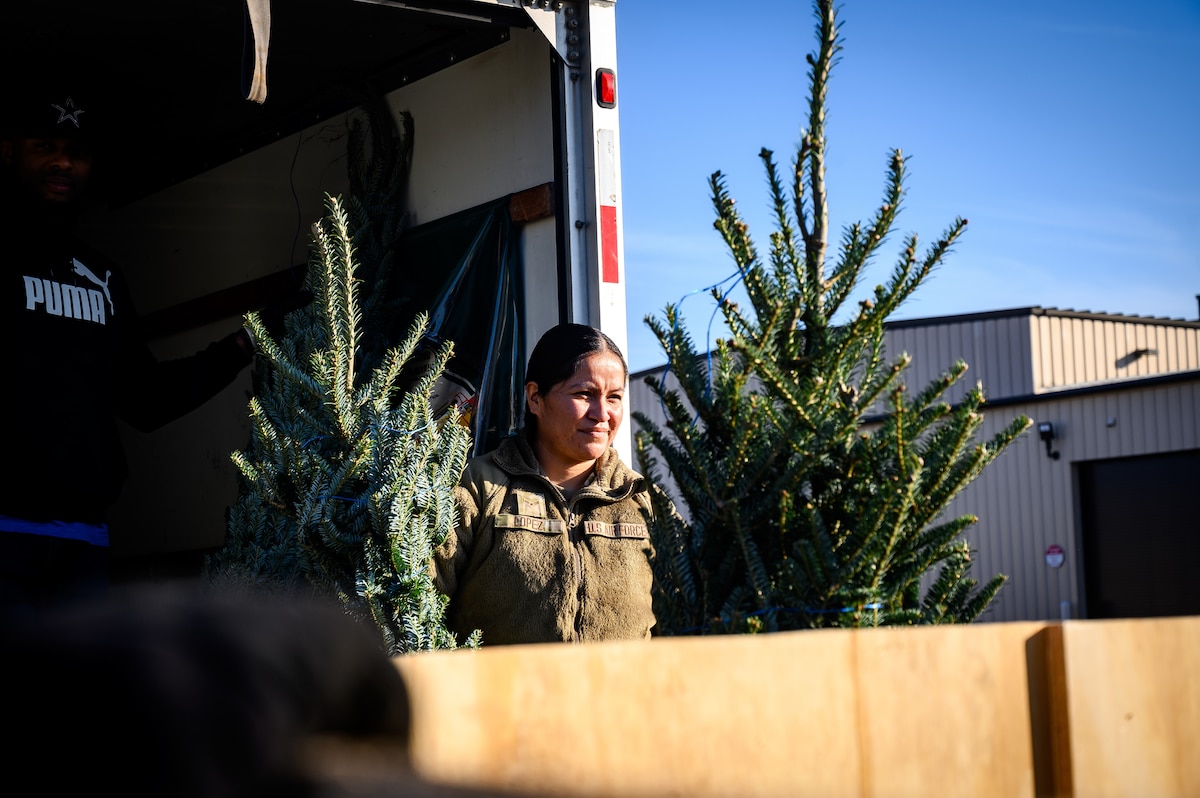 Port Dogs deliver holiday cheer to Pituffik Space Base > 505th Command ...