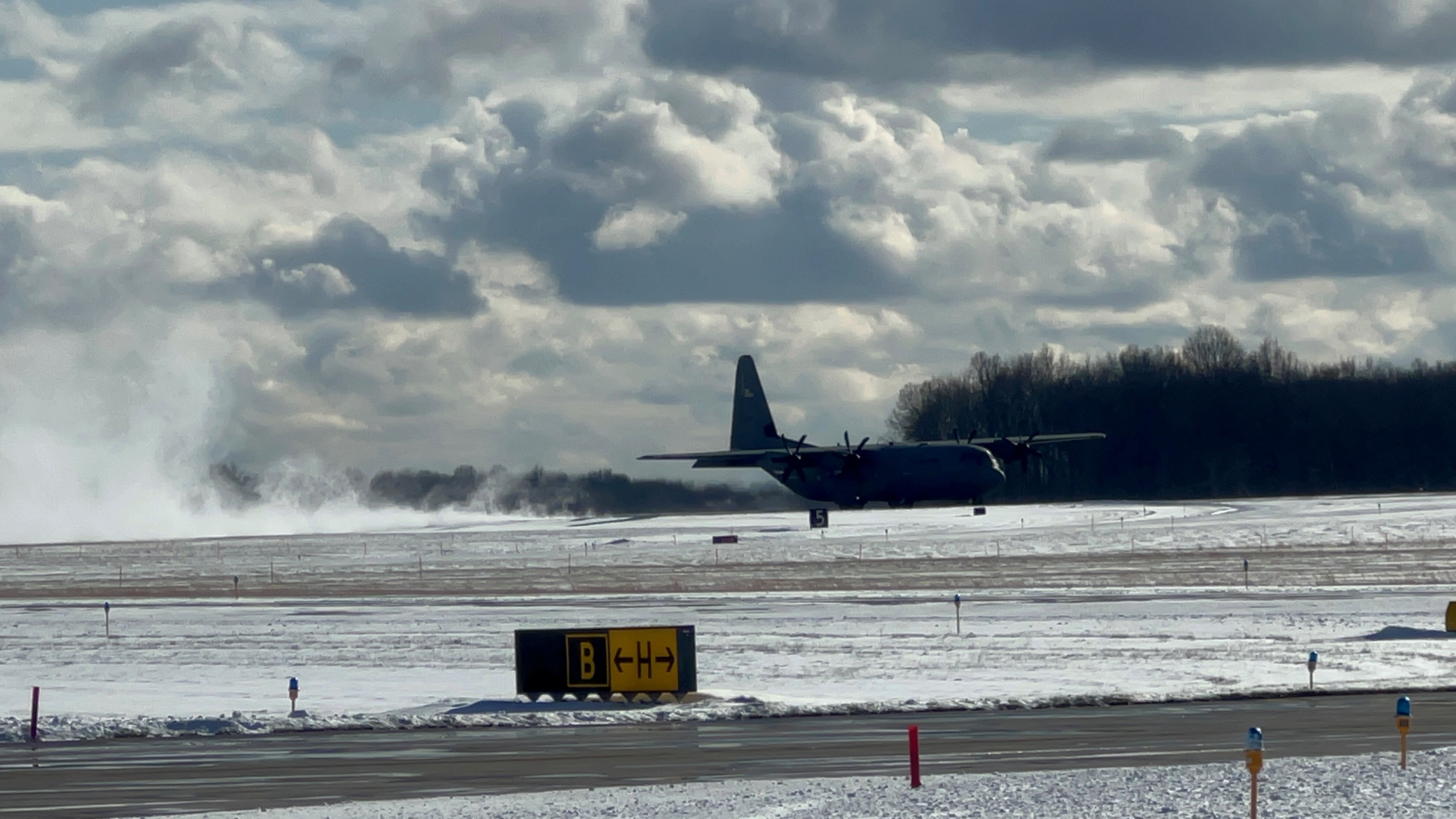 Second Super Herc lands for duty > Youngstown Air Reserve Station ...