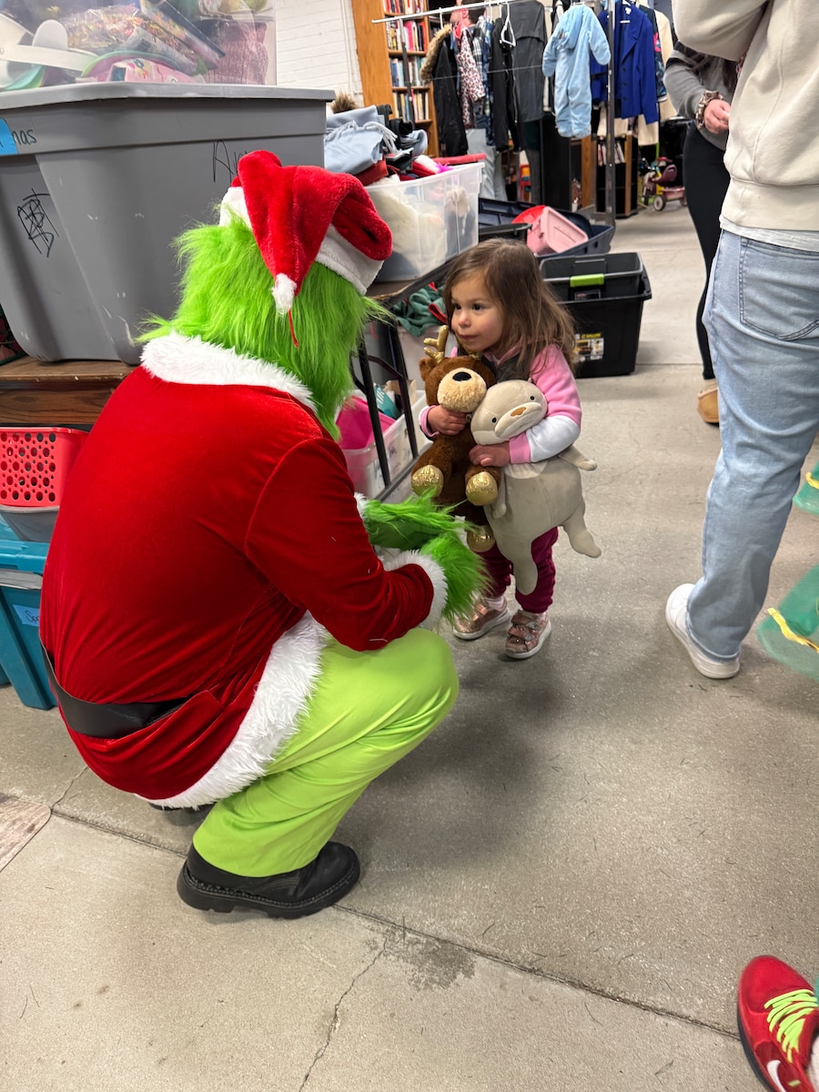 Volunteers bring yule-tidal wave of cheer > Offutt Air Force Base ...