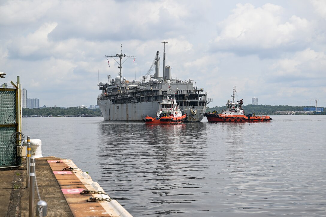 USS Emory S. Land (AS-39) Arrives to Singapore