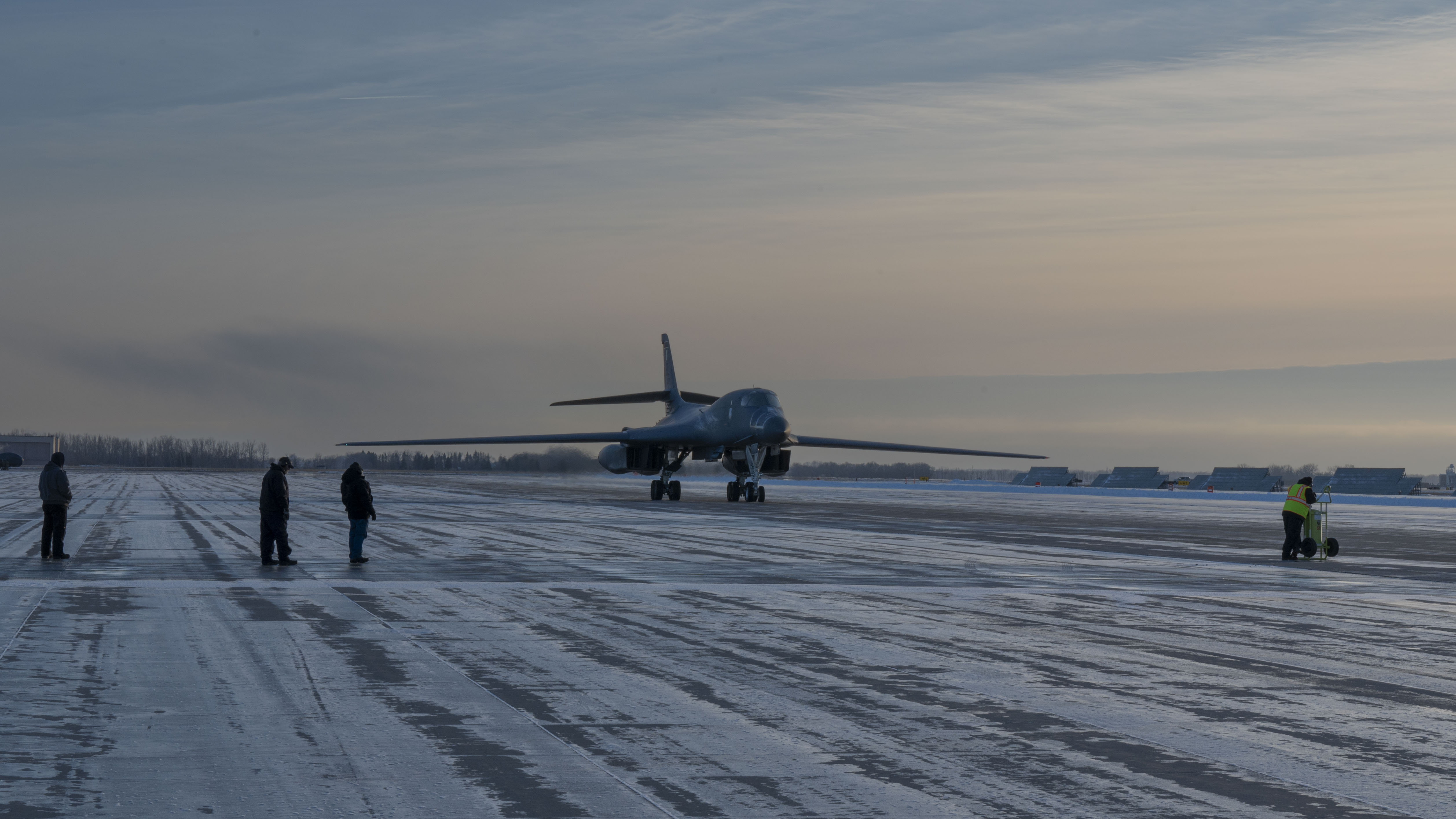 Fourth B-1B Lancer touches down, bed down continues at Grand Forks AFB ...