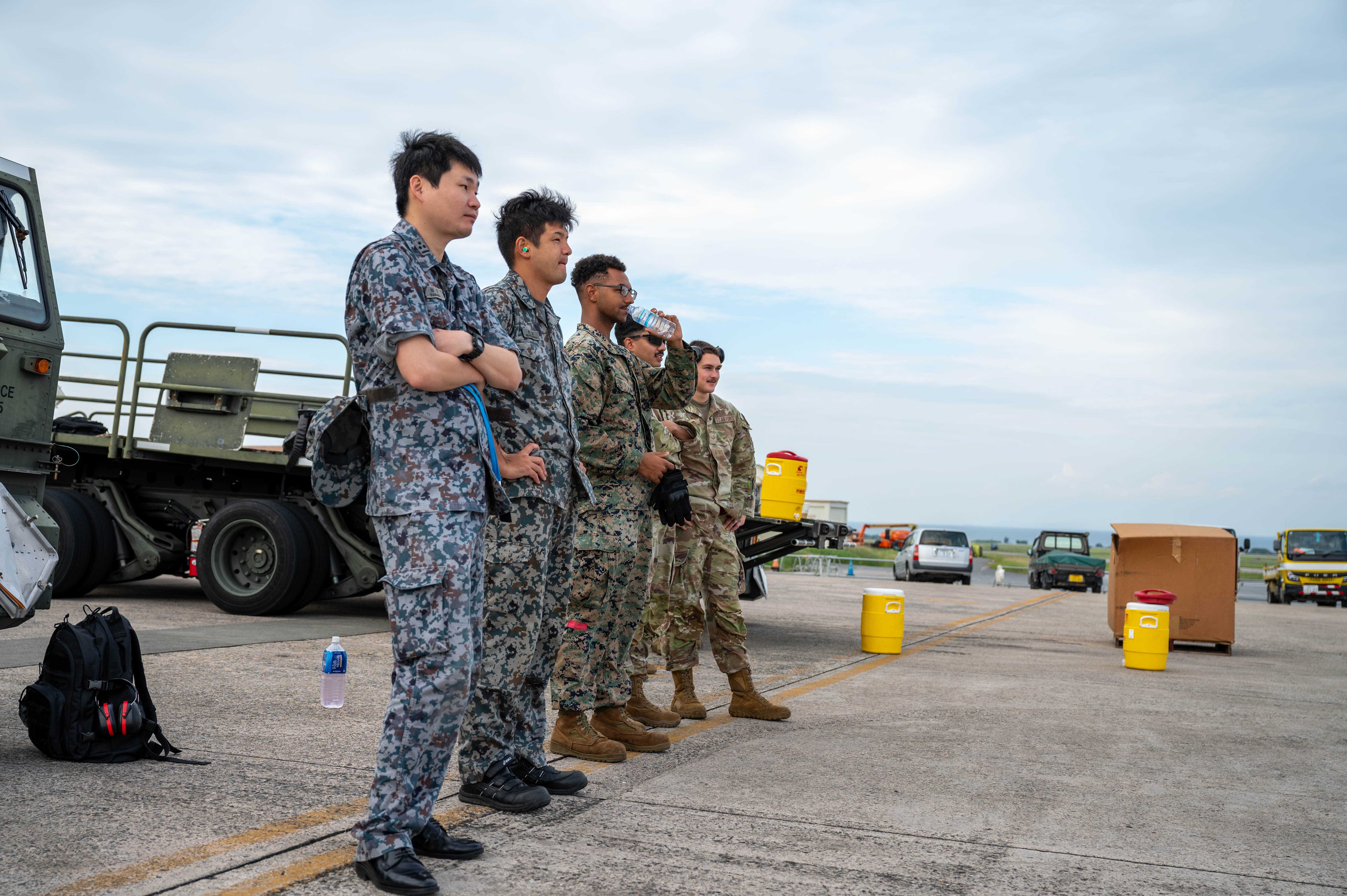 JASDF, USAF, USMC test airlift skills > Kadena Air Base > Article Display