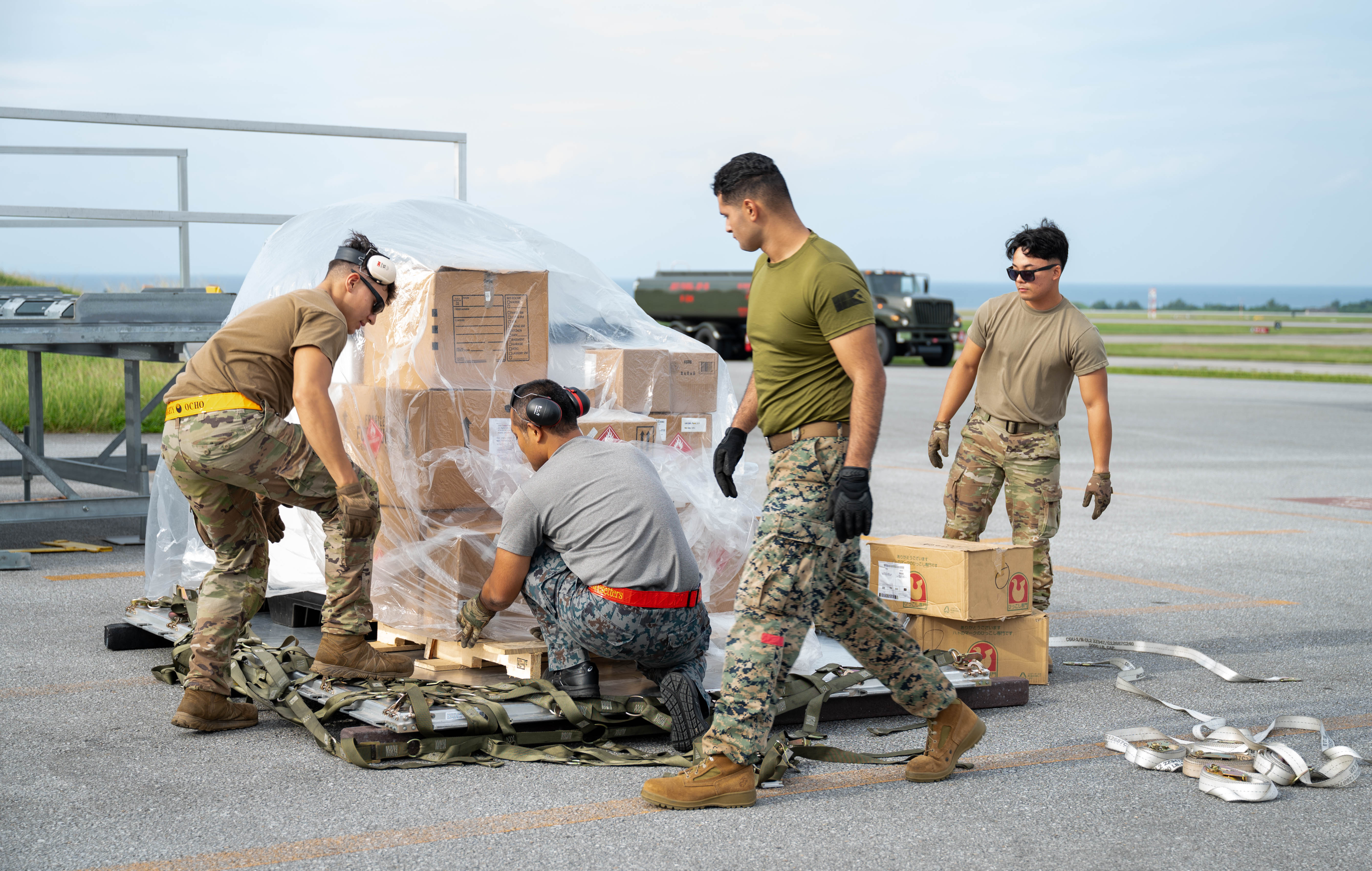 JASDF, USAF, USMC test airlift skills > Kadena Air Base > Article Display