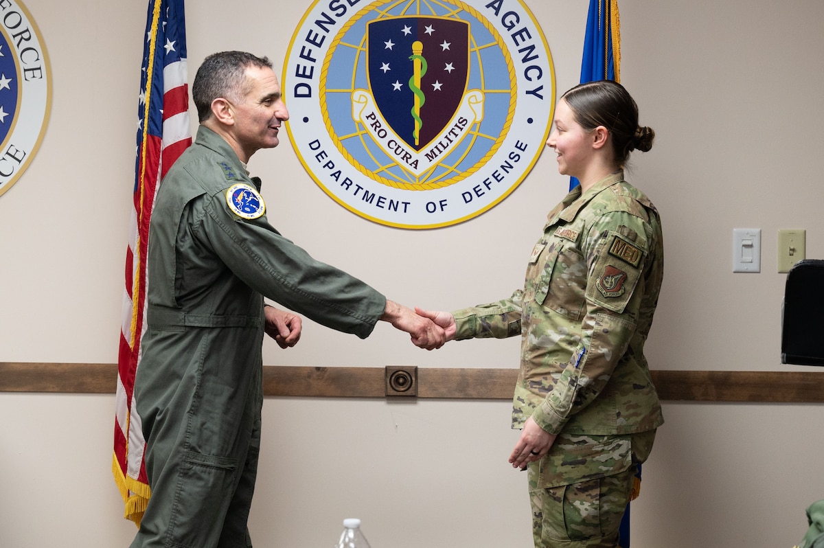 Lt. Gen. David Nahom visits Eielson > Eielson Air Force Base > Display