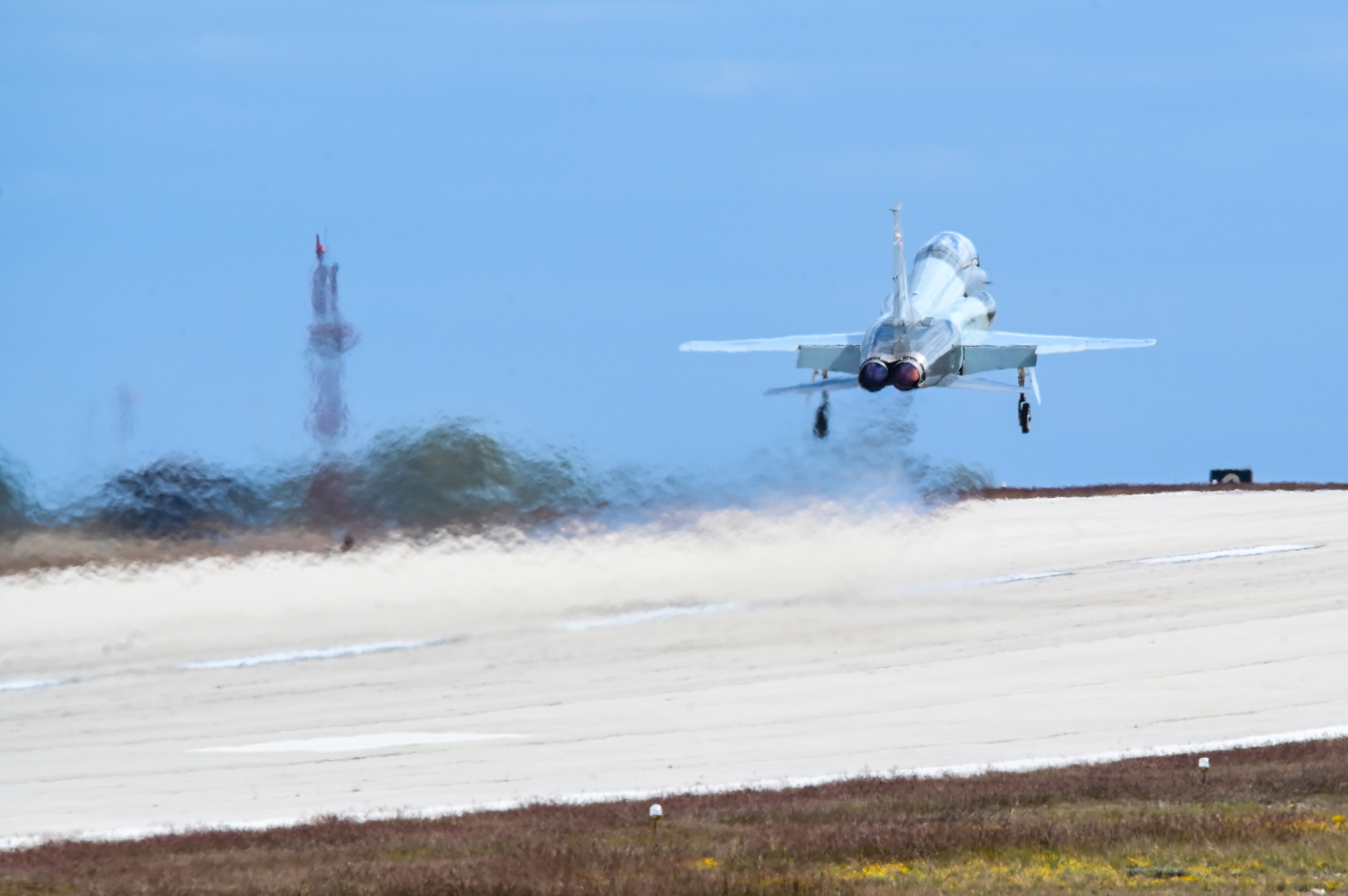 Innovative dual local air traffic control ops improve communication ...