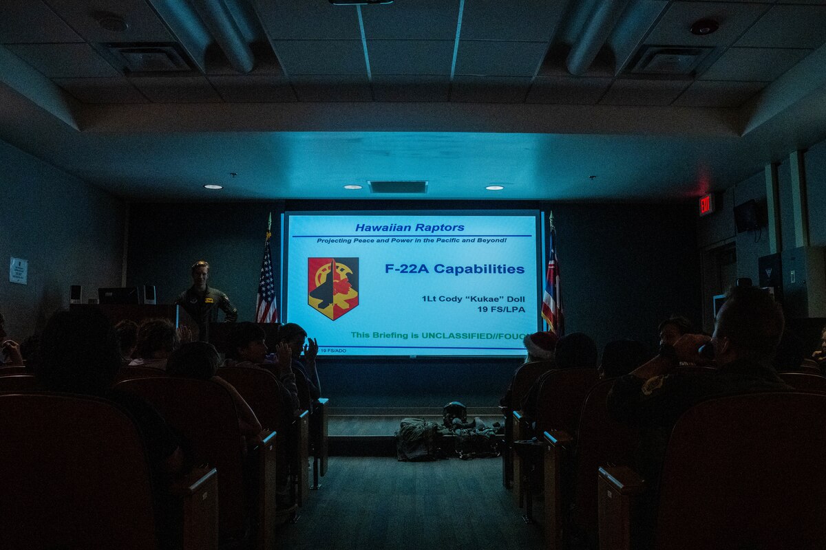 Aliamanu Middle School visits JBPHH > 15th Wing > Article Display