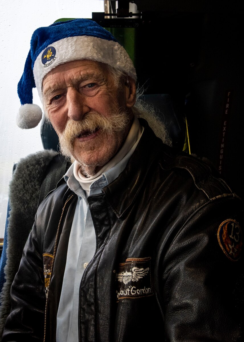 World War II Veteran visits Team McChord > Team McChord > Article Display